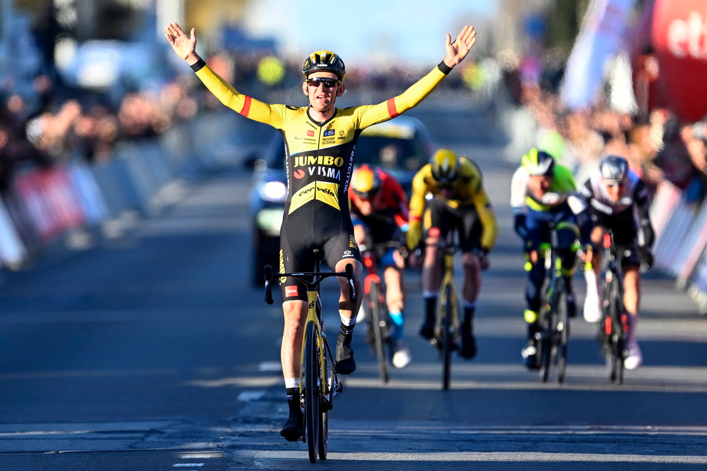 Twee op twee voor Jumbo-Visma: Tiesj Benoot wint Kuurne-Brussel-Kuurne na prangende slotfase ...