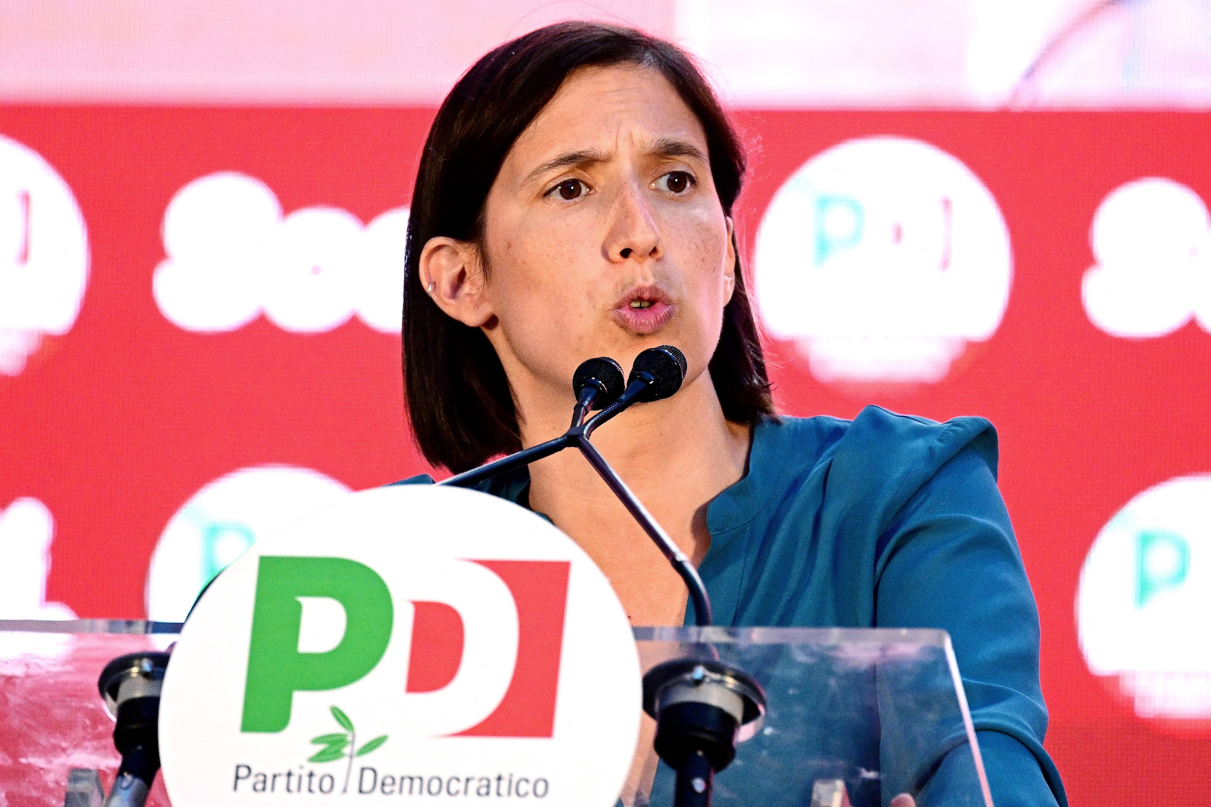 Elly Schlein is de eerste vrouw die de linkse oppositie in Italië gaat ...