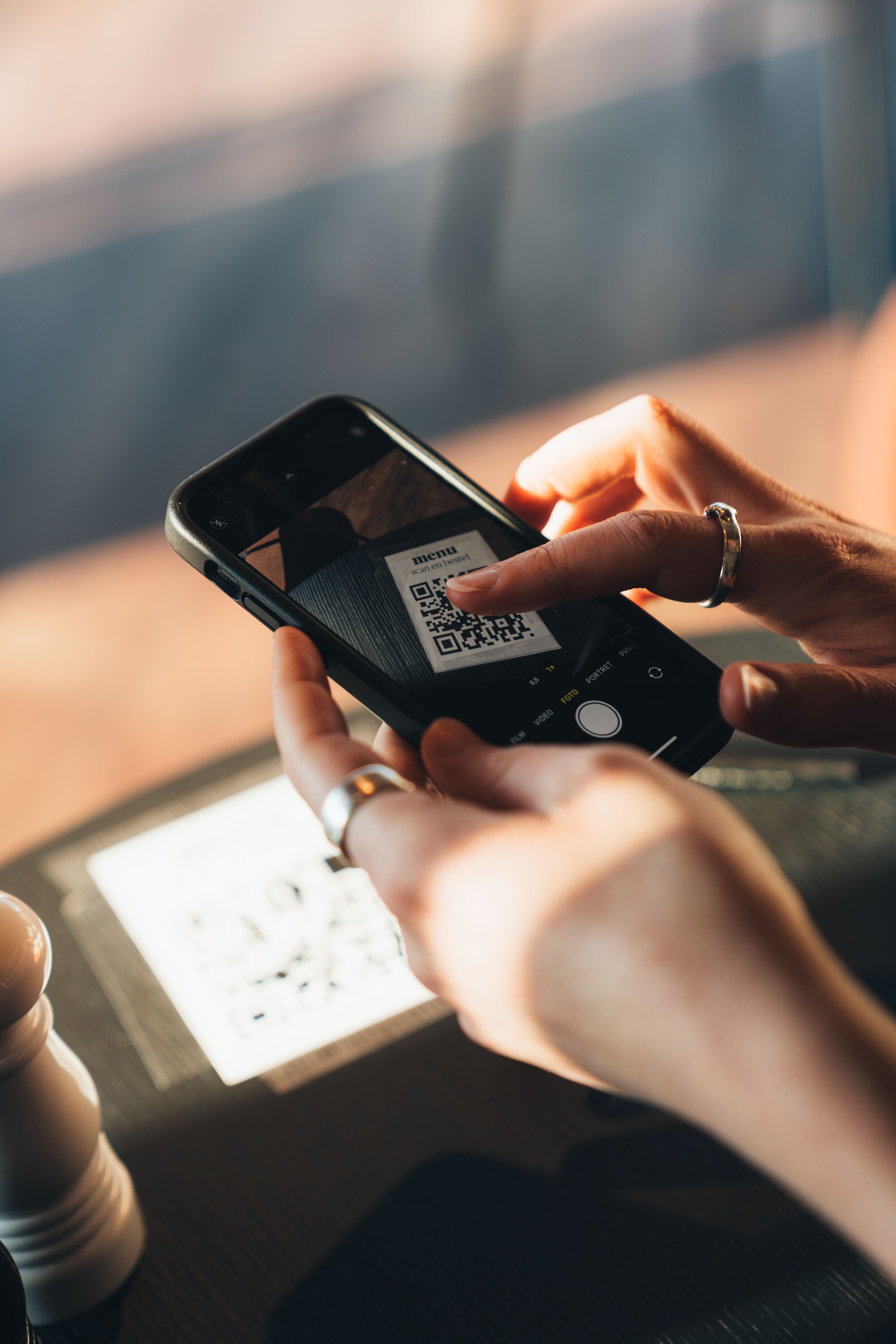 Deze filosoof pleit voor digitaal verzet: ‘Saboteer QR-codes op ...