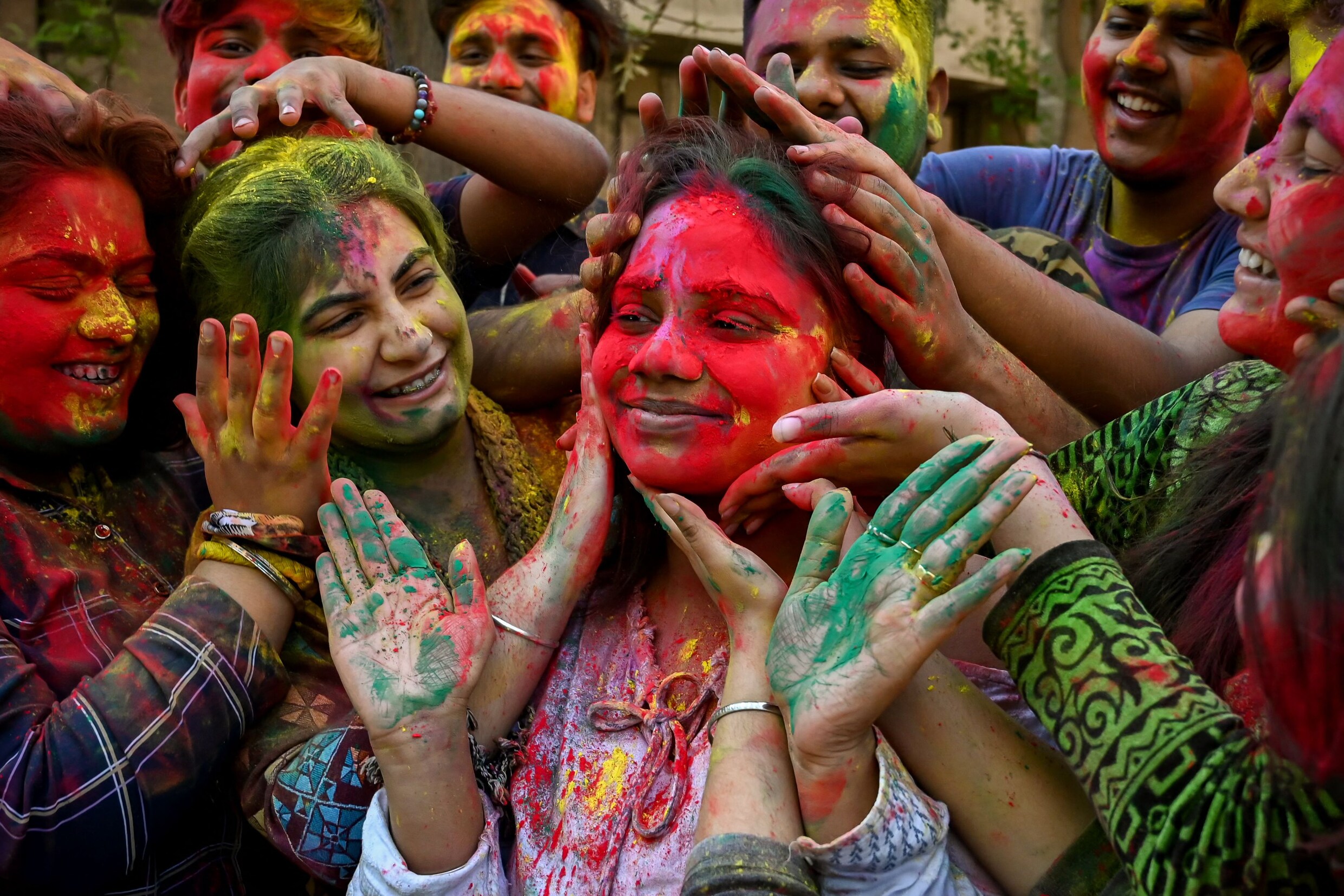 Hindoes geven kleur aan Holi-feest van lente en gelijkheid | De Morgen