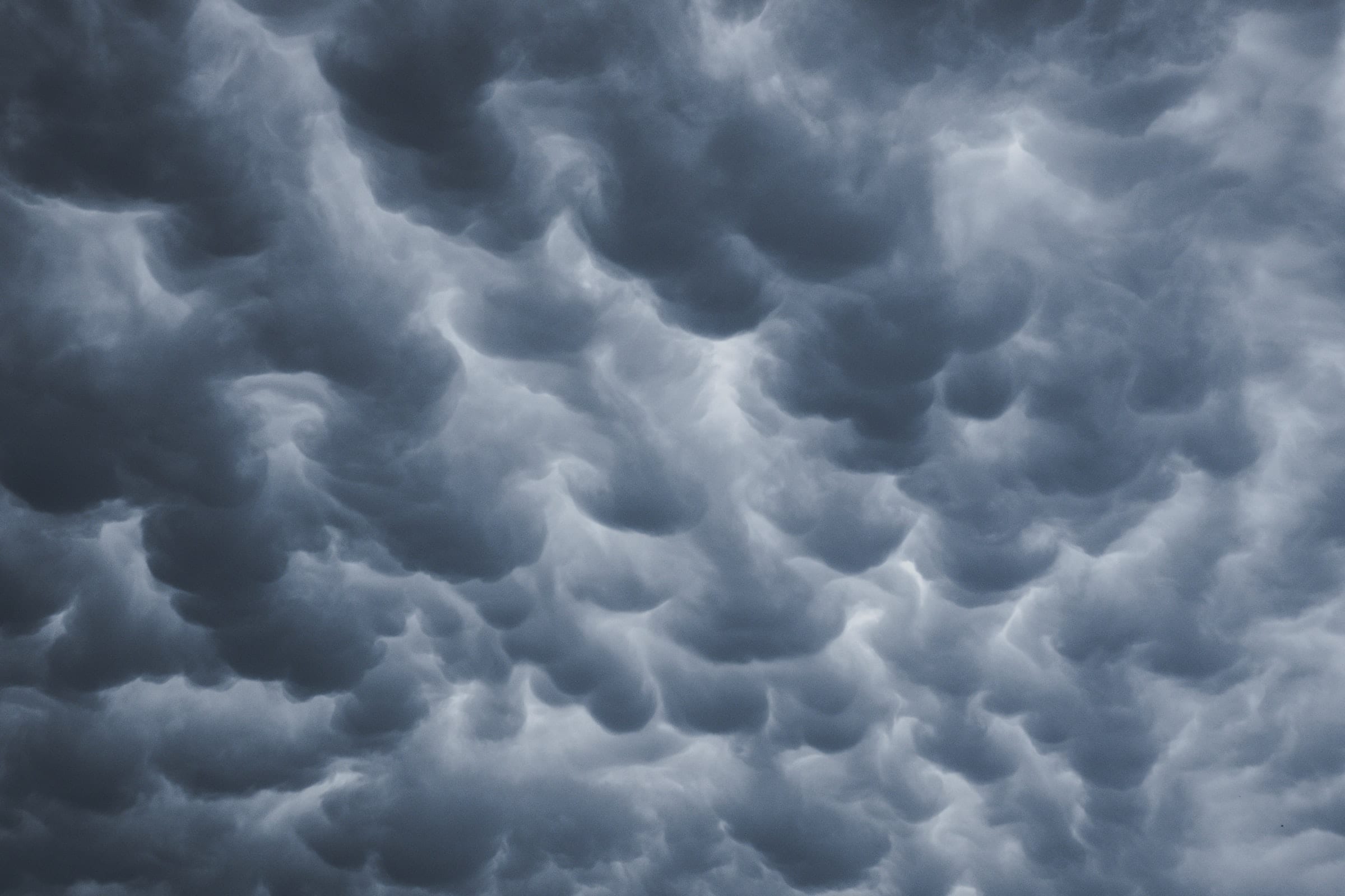 Overal zwaarbewolkt, hier en daar lichte neerslag | De Morgen