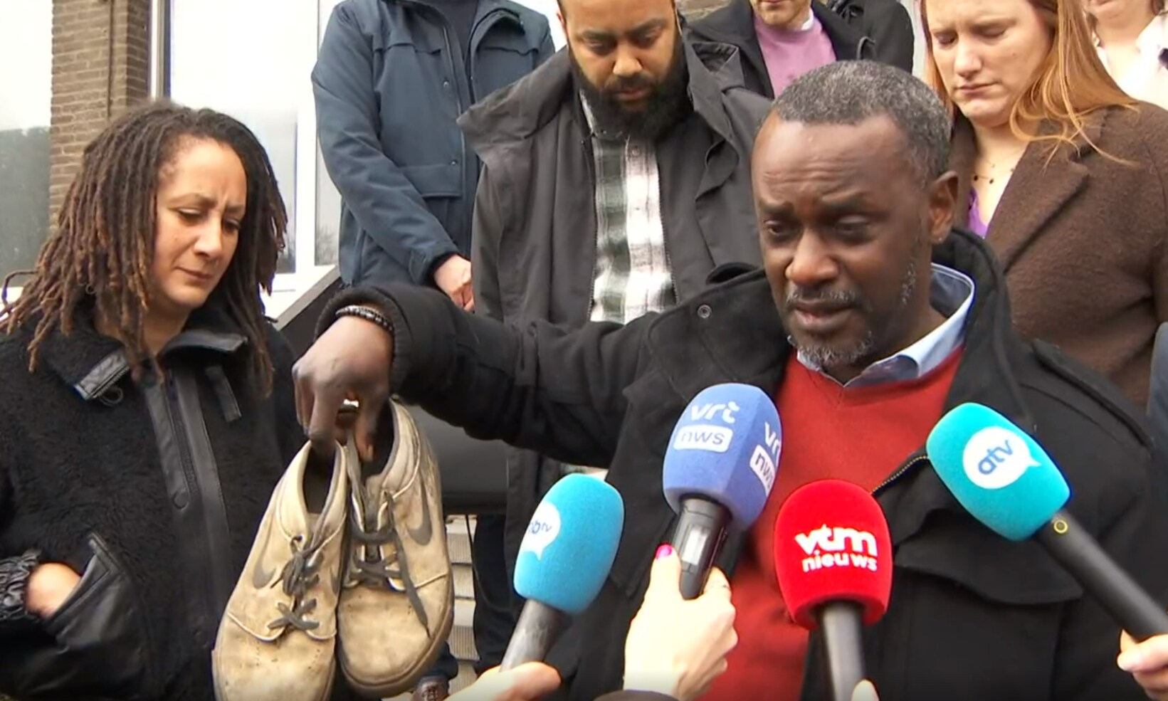 Vader van Sanda Dia toont schoenen van zijn zoon: ‘Dit is het enige wat ...