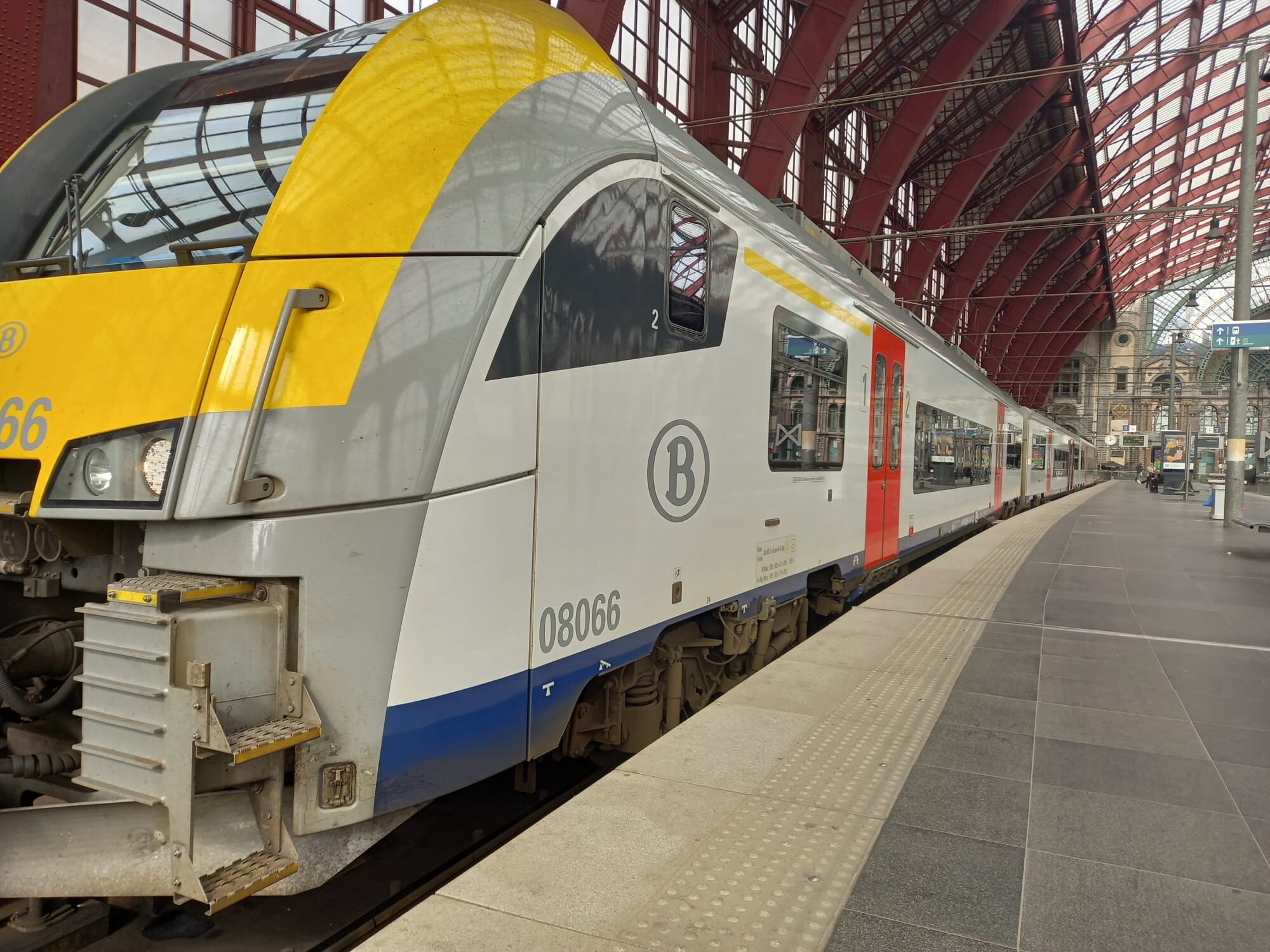 ‘Nog voor ik de boel kon kalmeren, haalde hij uit’: NMBS voert campagne ...