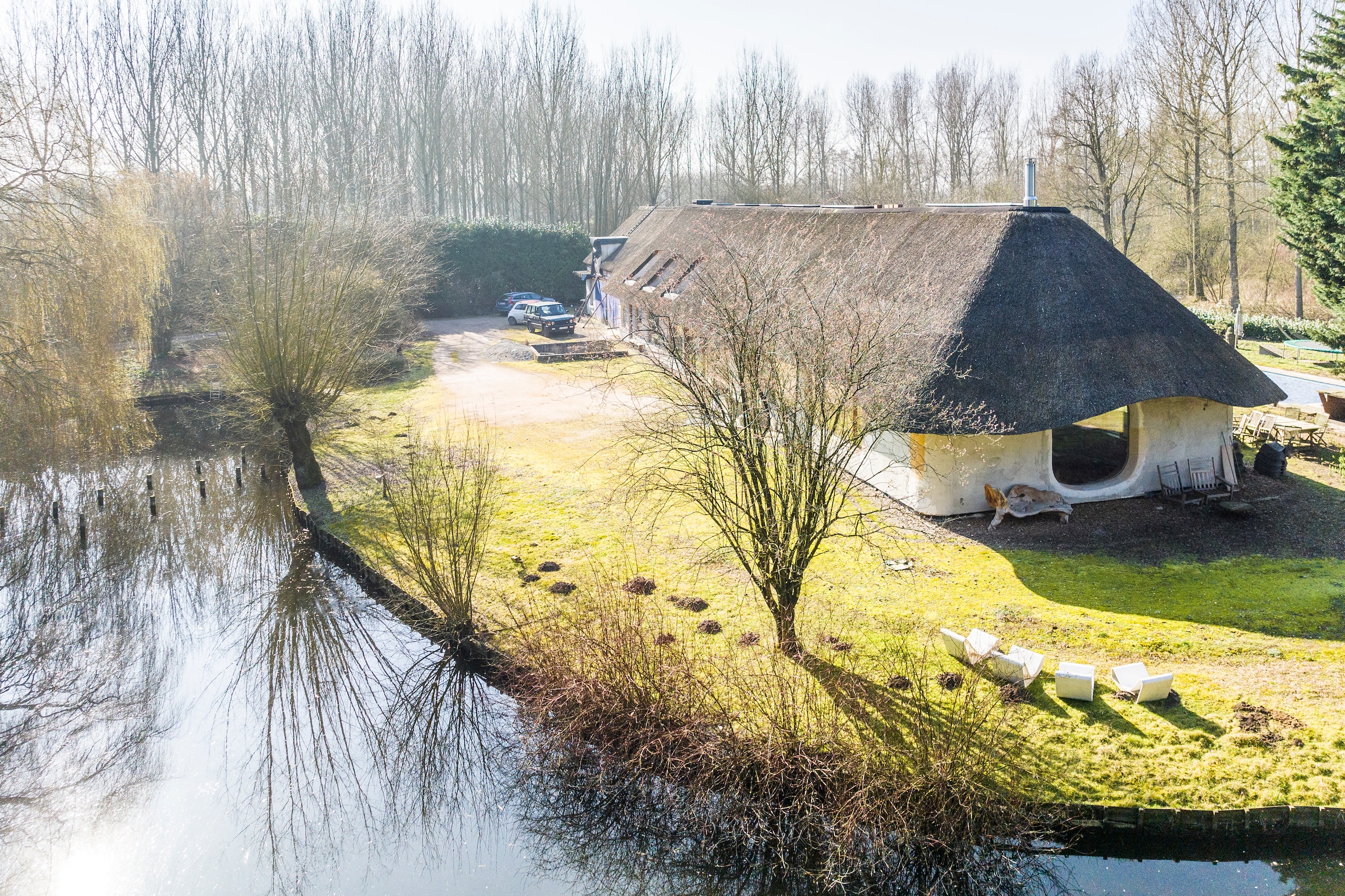 Binnenkijken in een huis van leem, dicht bij de natuur: ‘De afgeronde ...