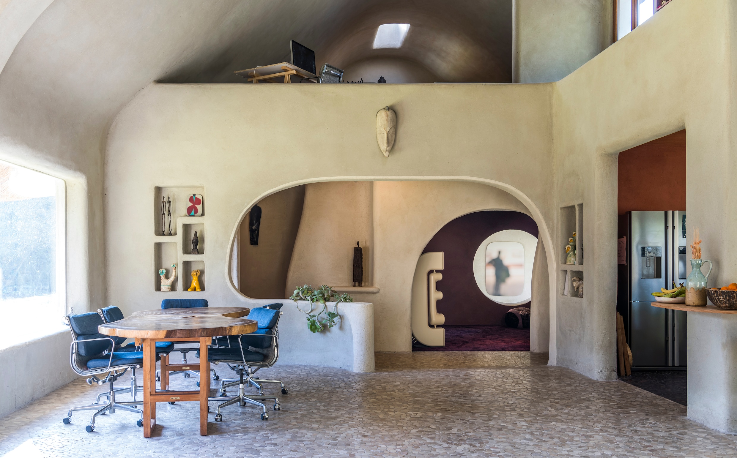 Binnenkijken in een huis van leem, dicht bij de natuur: ‘De afgeronde ...