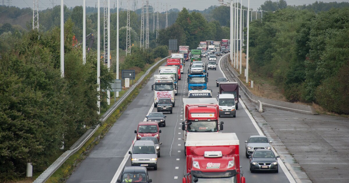 Ongevallen in beide richtingen veroorzaken zware verkeershinder op E19 ...