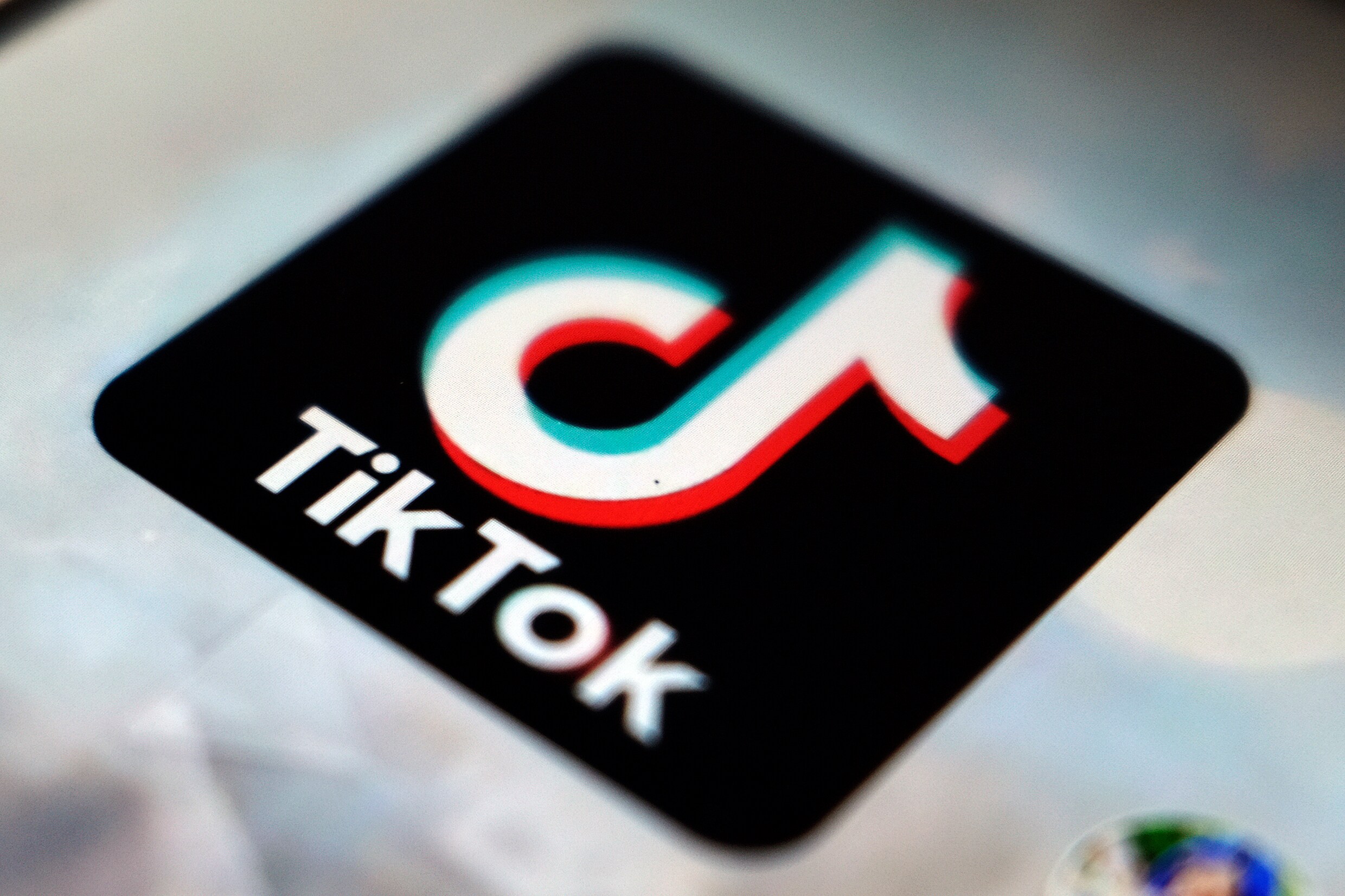 TikTok krijgt boete van 14 miljoen euro voor gelekte gegevens van ...