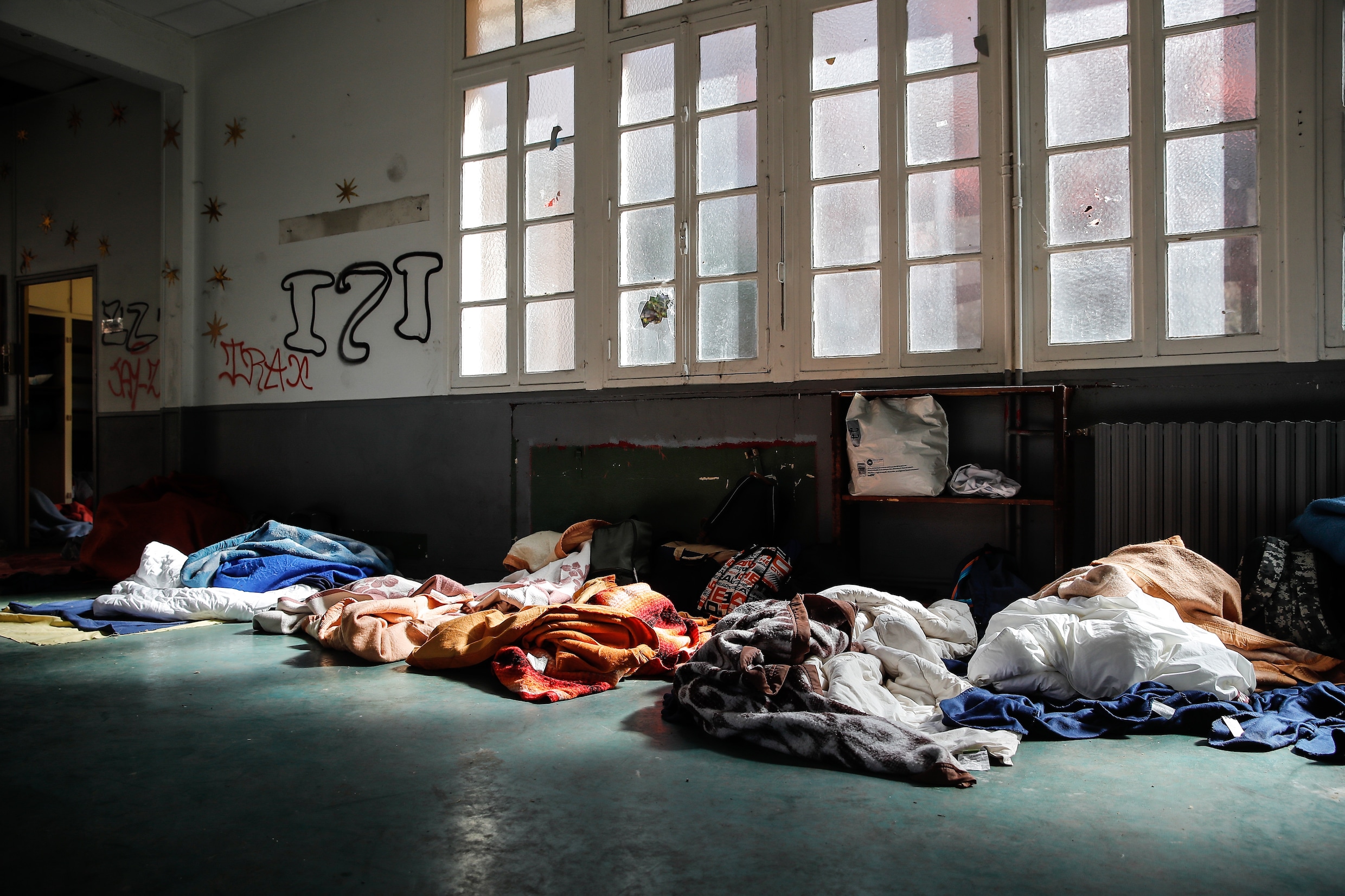 Minderjarige migranten kraken pand in Parijs uit protest tegen ...