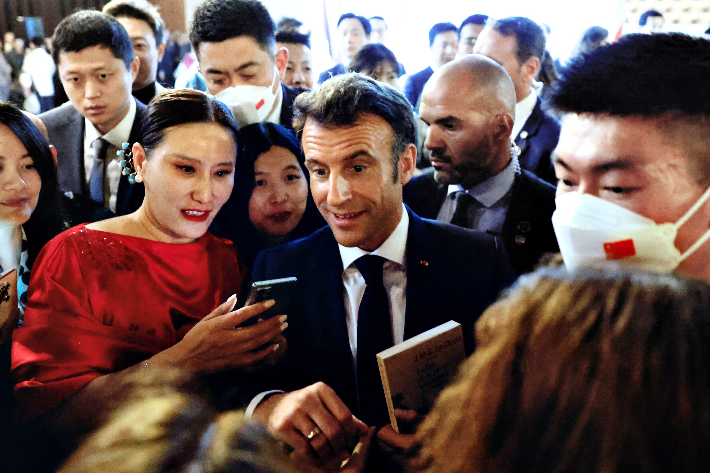 ‘Good cop, bad cop’: waarom Macron en von der Leyen op heel andere ...