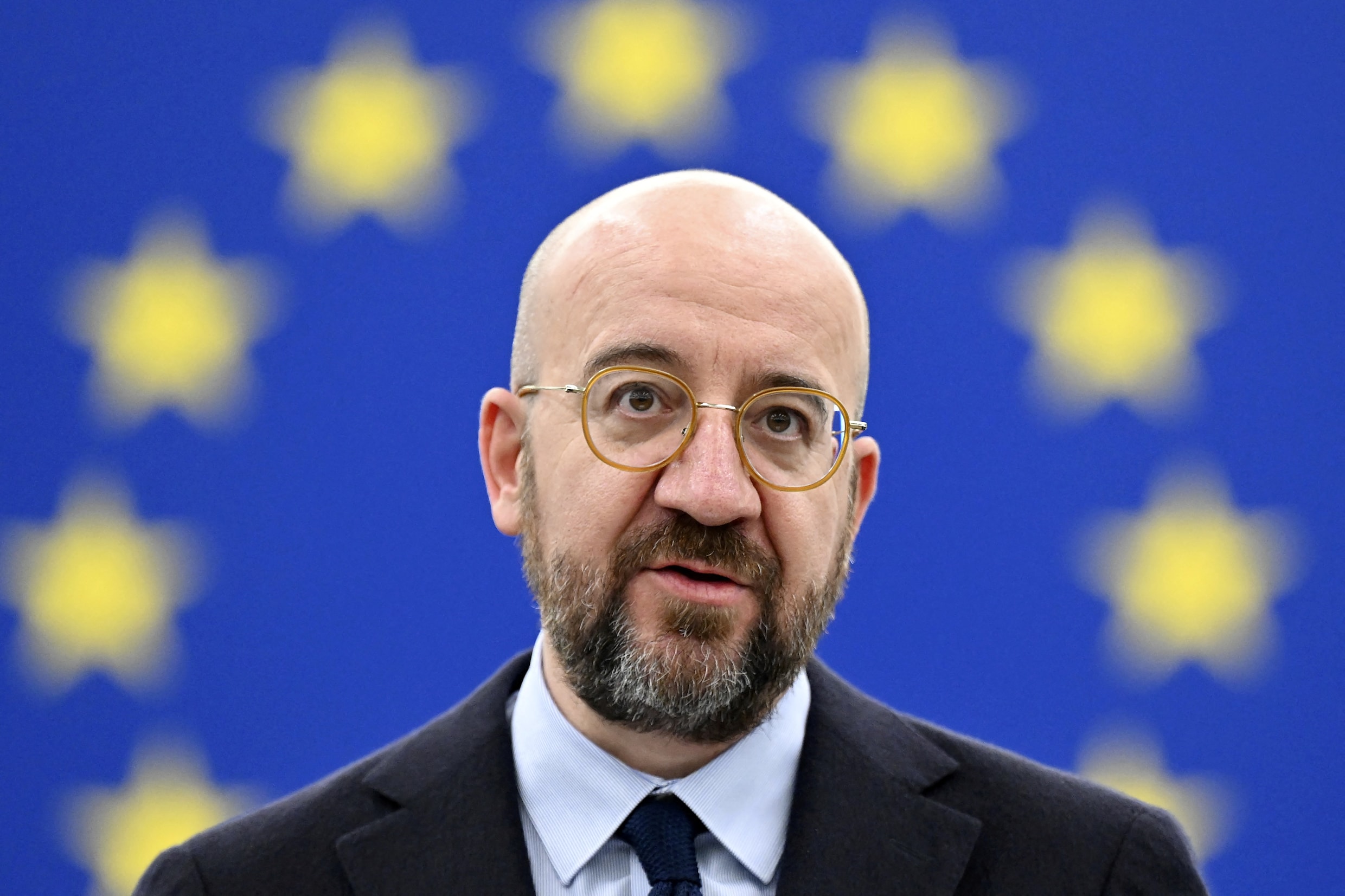 Charles Michel verdedigt zich in de media na kritiek op veelvuldige en ...