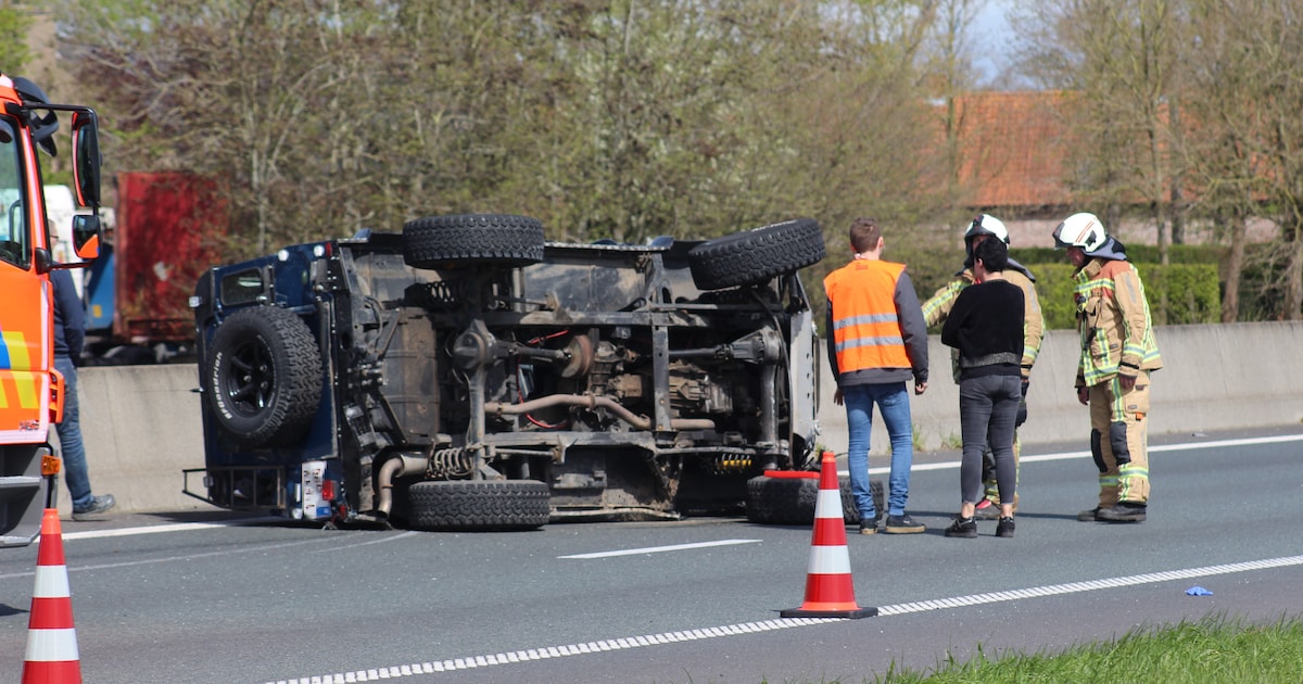 E403 richting Brugge versperd na zwaar ongeval in Ruddervoorde | De Morgen