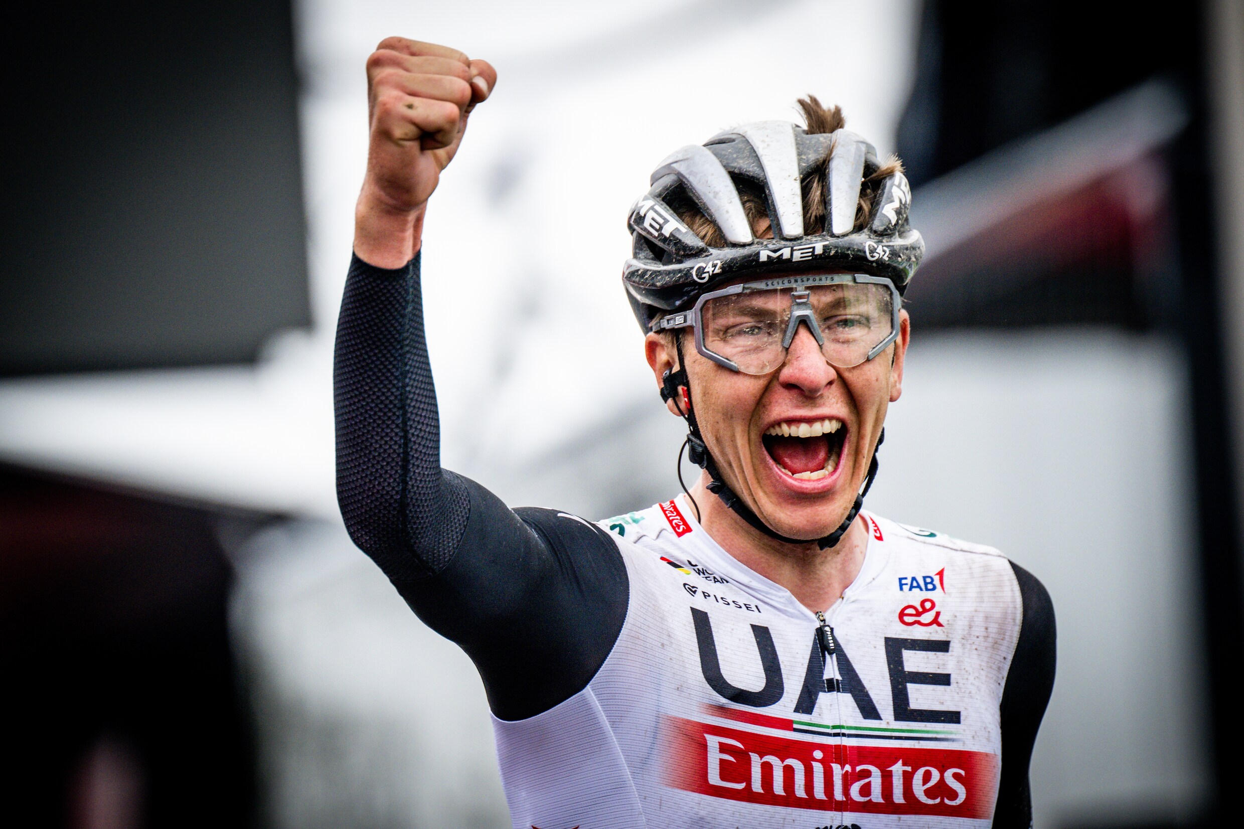 Tour-favoriet Pogacar trekt rookgordijn op na polsblessure: ‘Maar hij ...