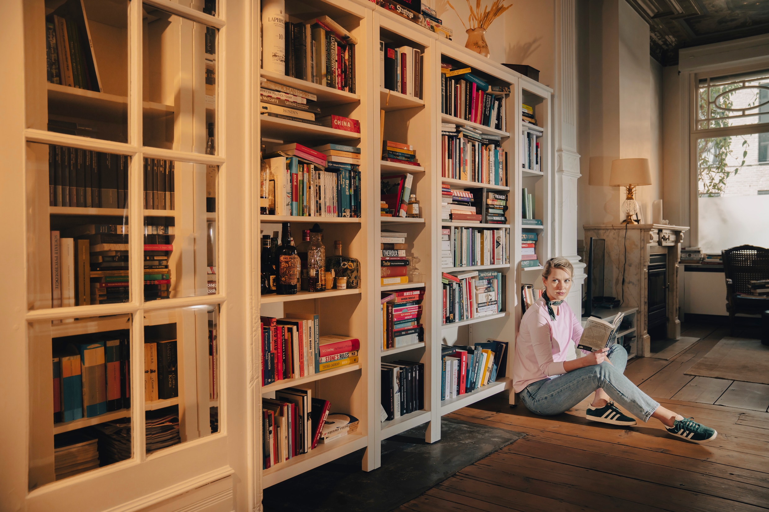 Els van Doesburg over haar boekenkast: ‘Thuis houden we elkaars boeken ...
