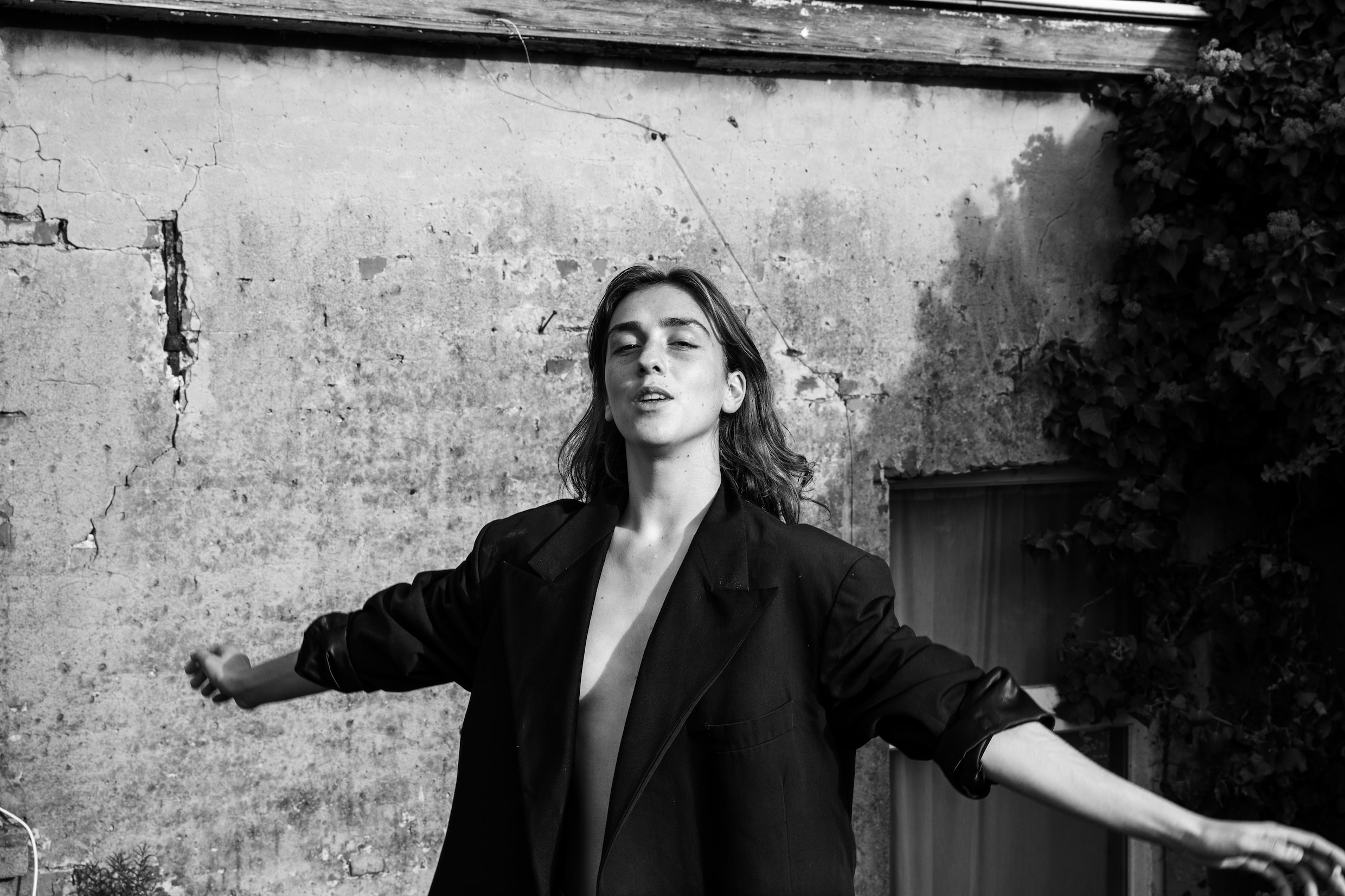 Deze fotograaf vatte de ‘rauwe echtheid’ van aanstormende Antwerpse artiesten | De Morgen