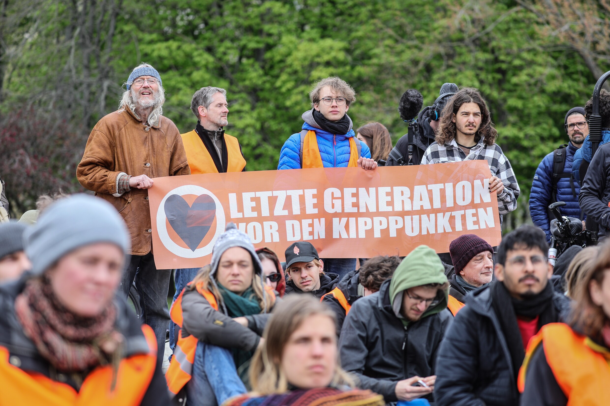 Duitse klimaatactiviste die zich aan kunstwerk vastlijmde moet de cel ...