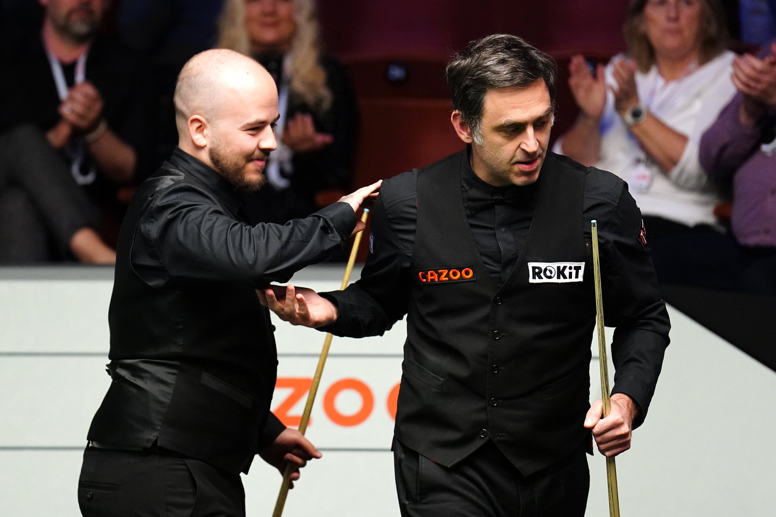 Brecel triomfeert op WK snooker na inzinking van O’Sullivan: ‘Vooraf ging ik feesten tot ’s ...