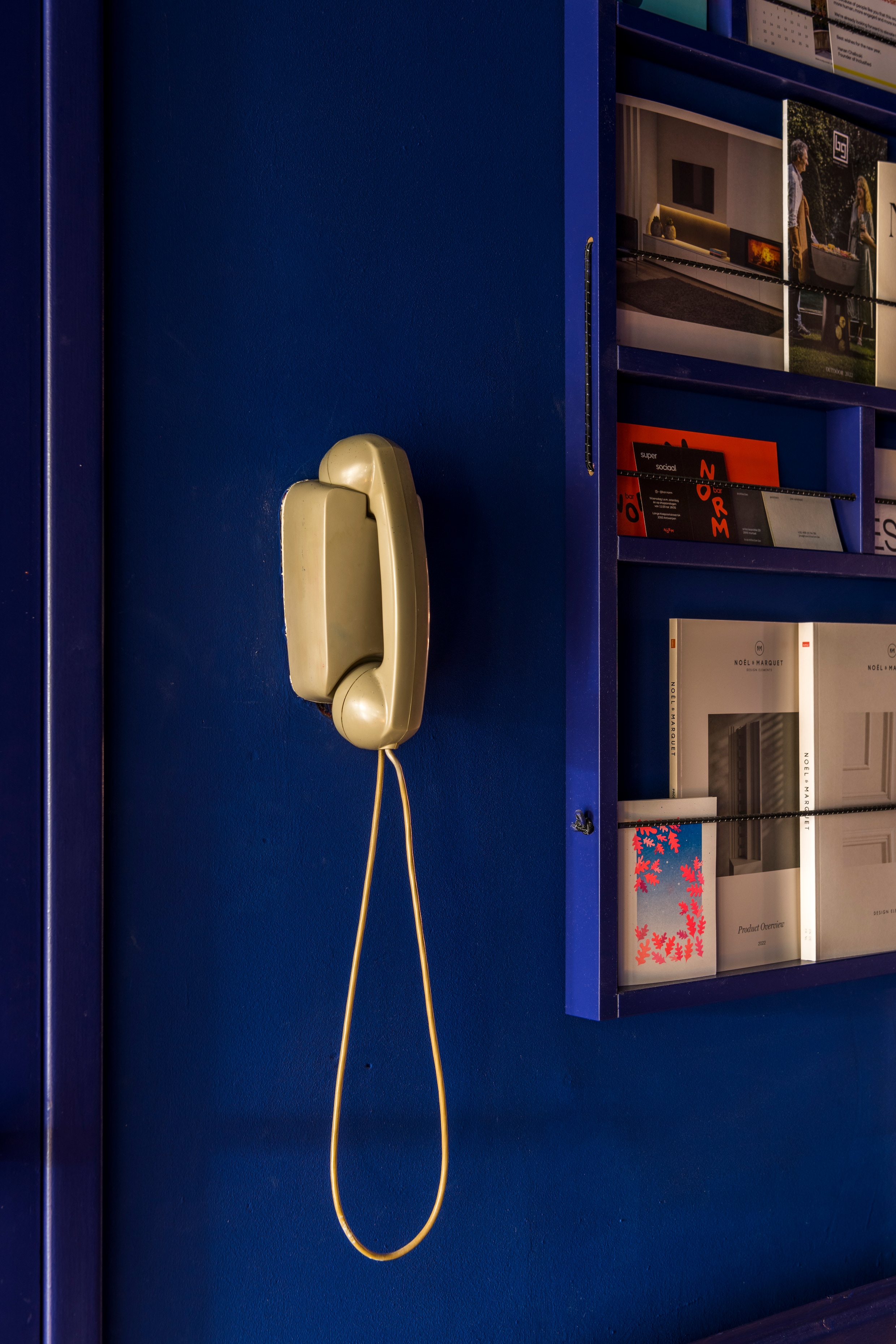 Binnenkijken in een sixtiesappartement met een bijzondere ‘kleurencode ...