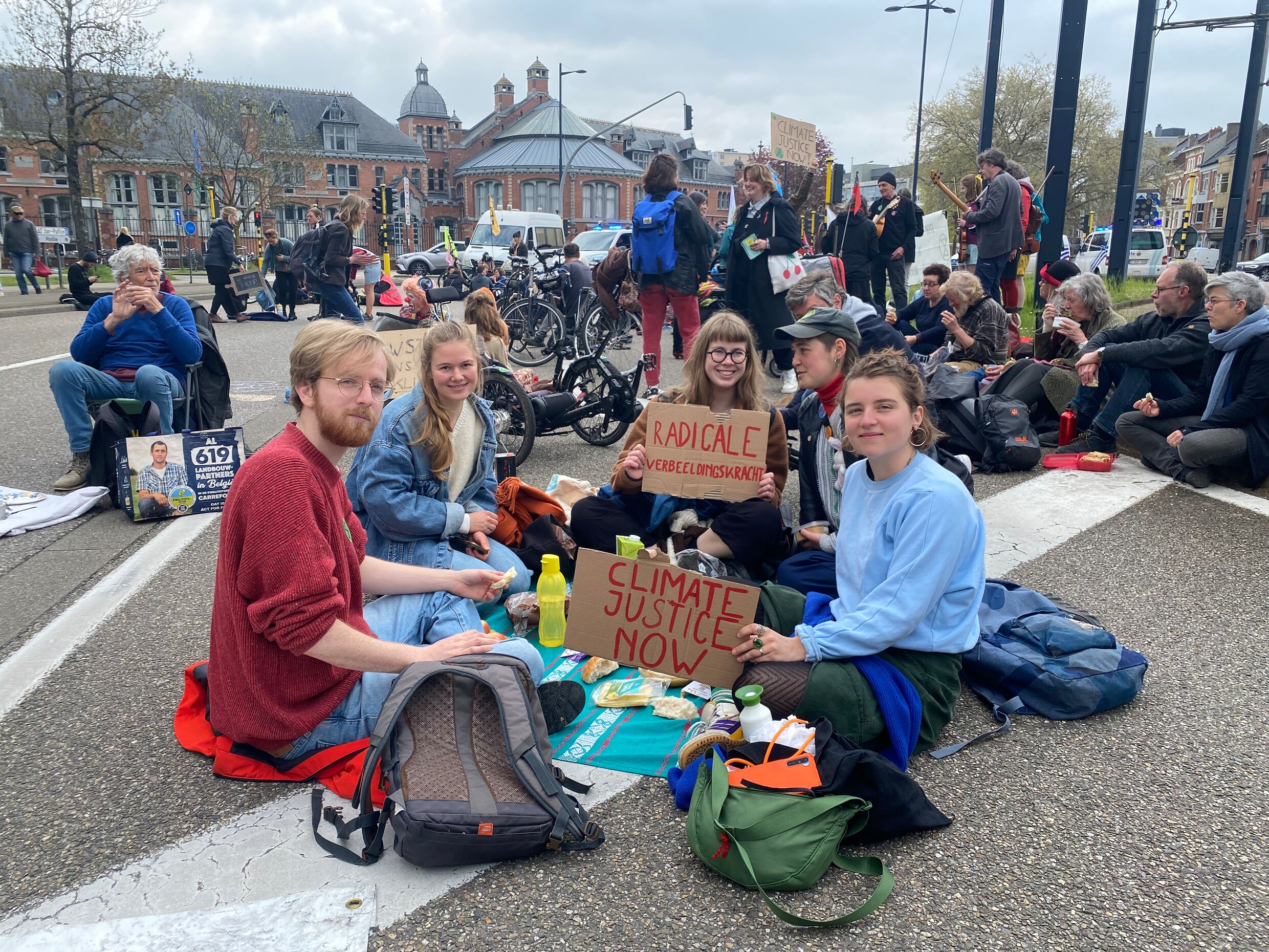175 milieu-activisten blokkeren ring van Gent voor klimaatprotest | De ...
