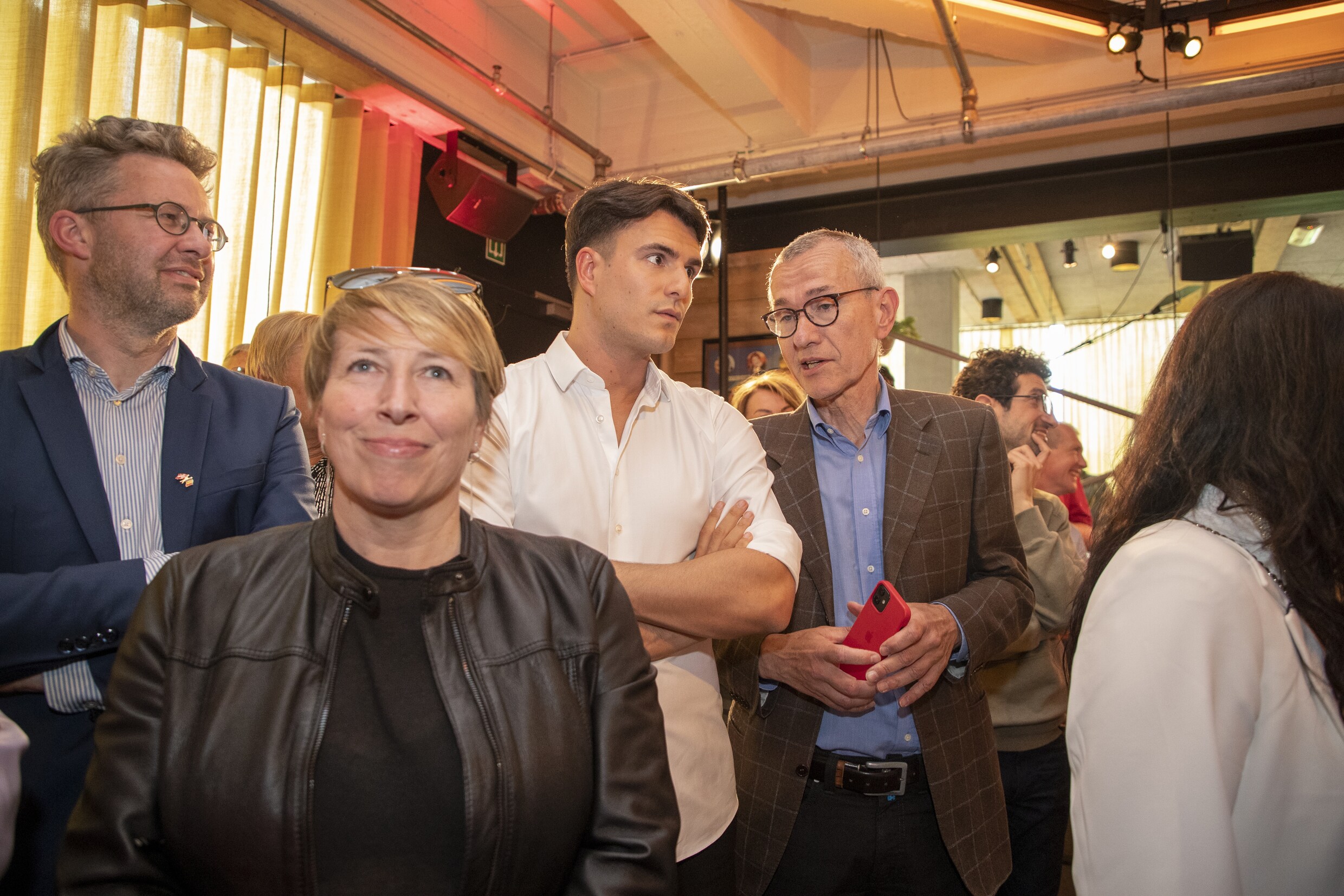 Opvallend vaak viseert Conner Rousseau vrouwen, en trekt daarmee zijn ...