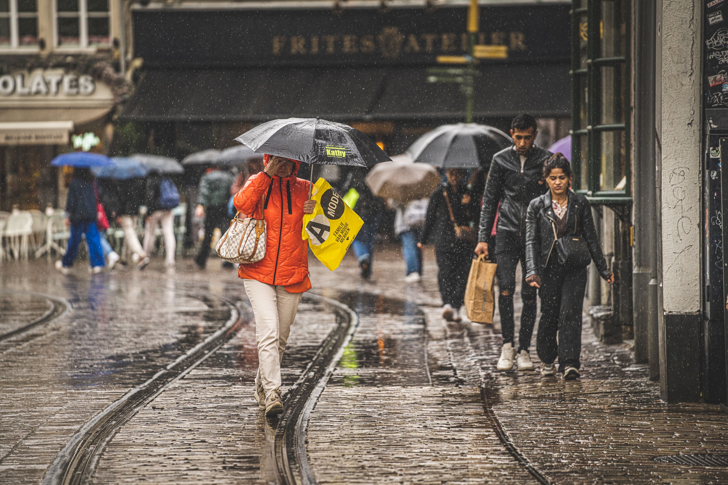 KMI waarschuwt voor hevige regenval morgen, mogelijk opschaling naar ...