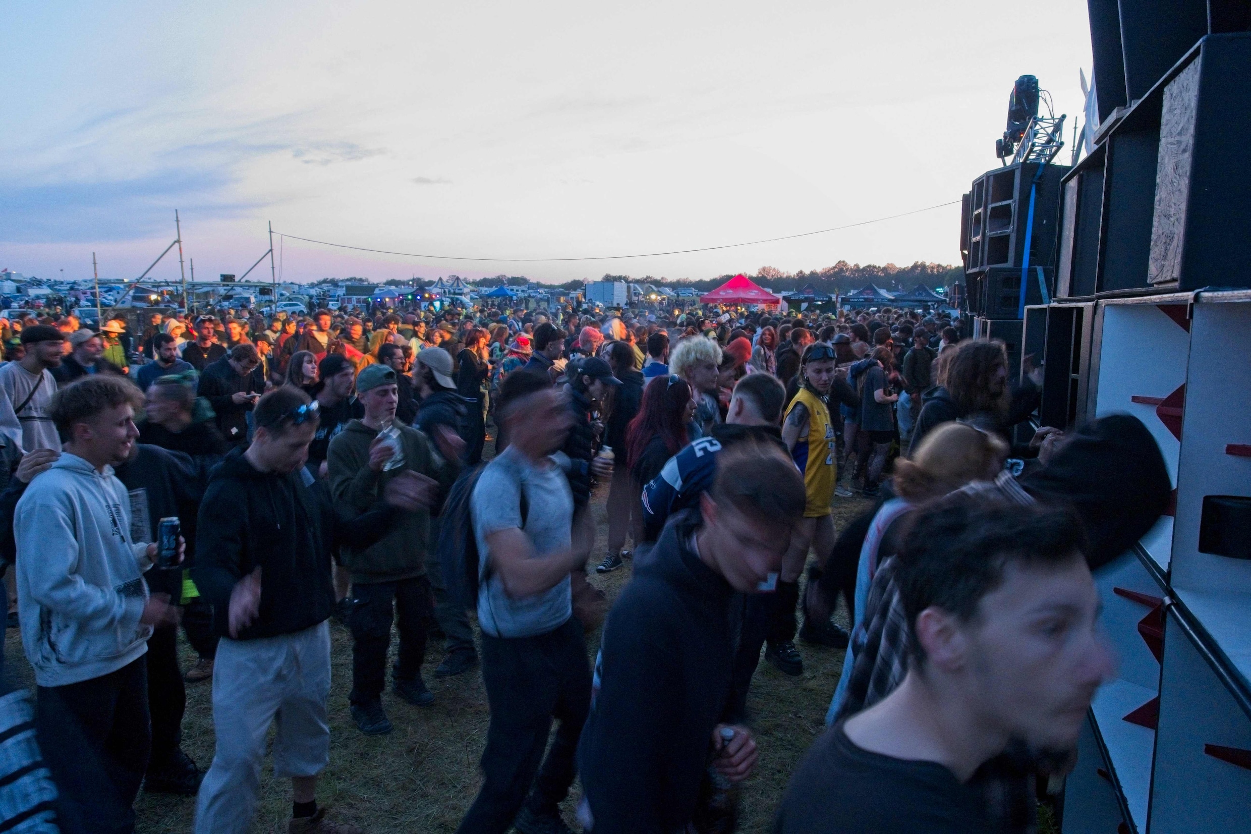 Drie zwaargewonden tijdens illegale rave in Frankrijk met tienduizenden ...