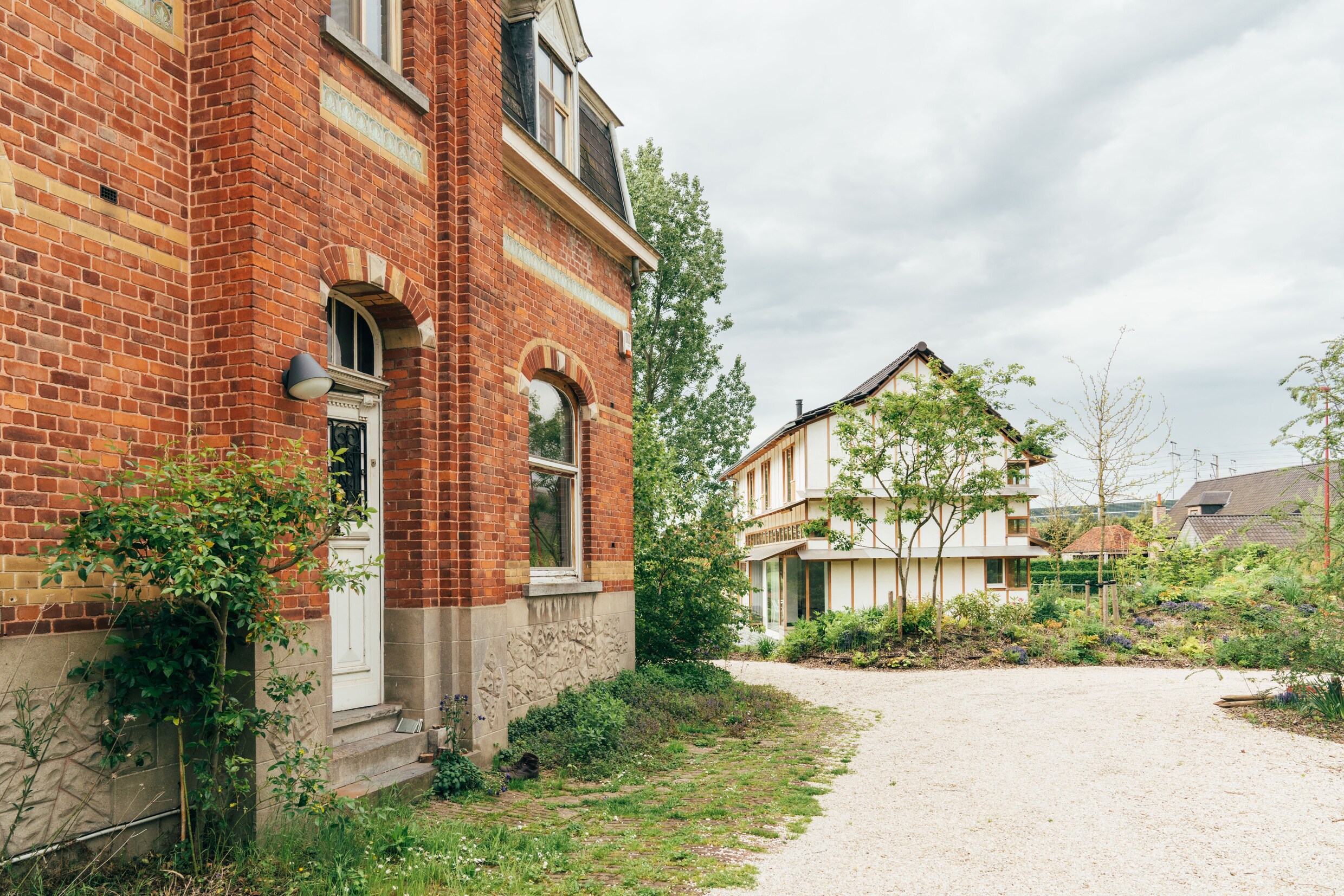 Binnenkijken in een kunstig ‘aards paradijs’ in Landegem | De Morgen