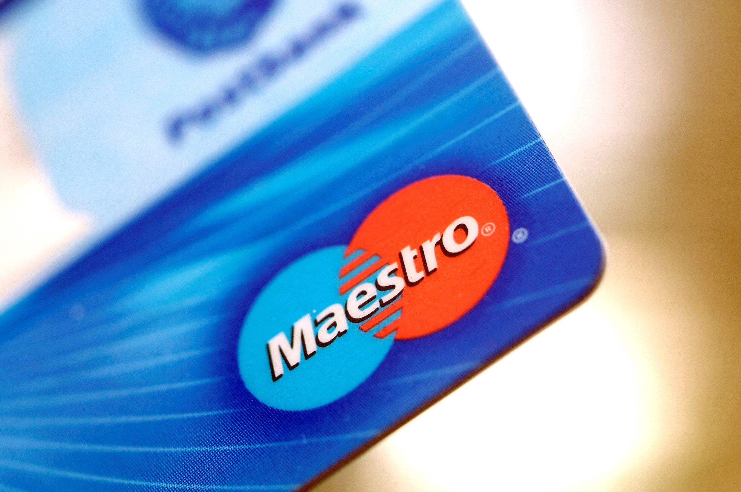 Maestro-bankkaarten verdwijnen geleidelijk aan vanaf 1 juli | De Morgen