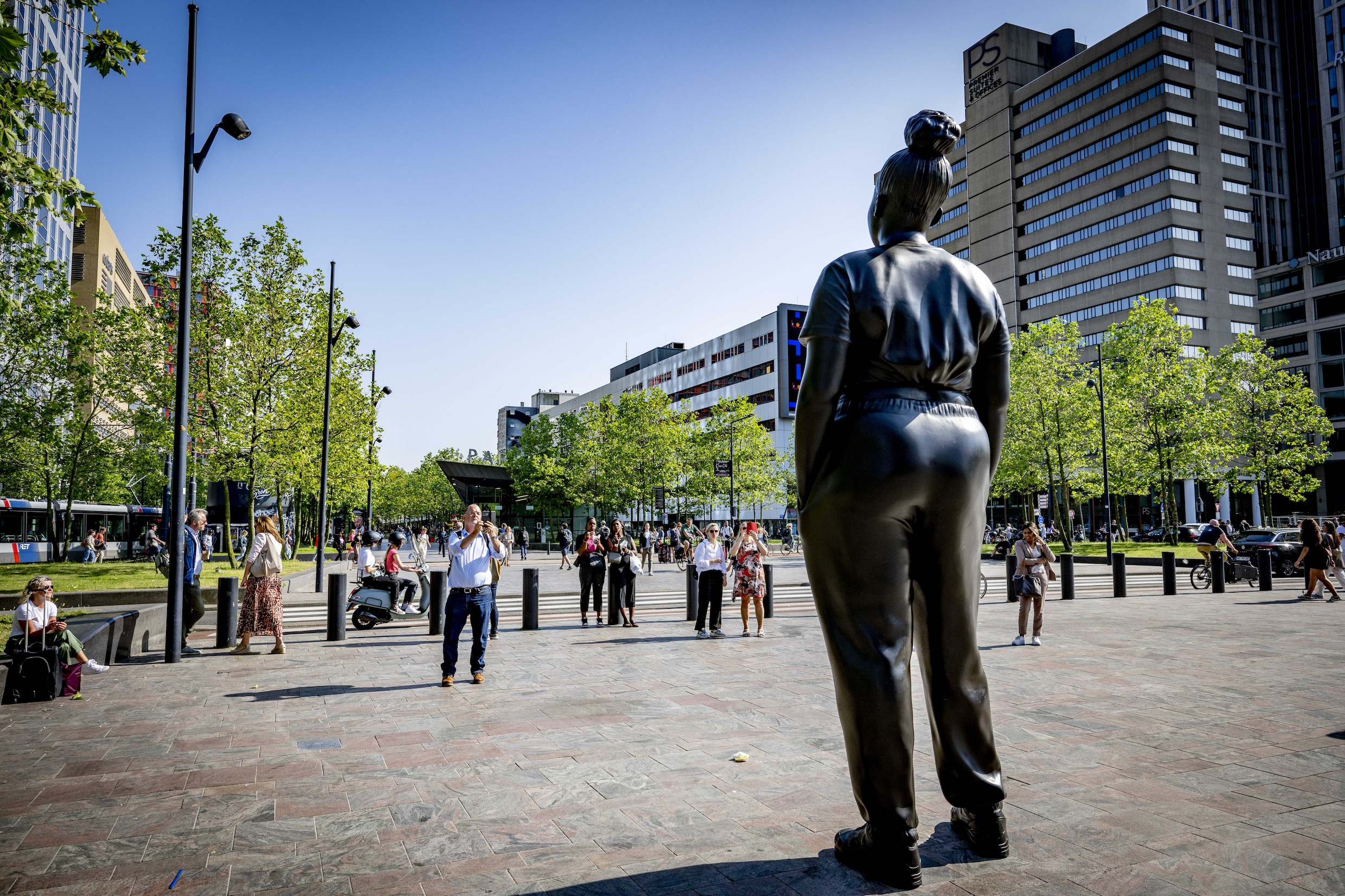 Rotterdams standbeeld van meisje op sneakers lokt toeristen, maar ook ...
