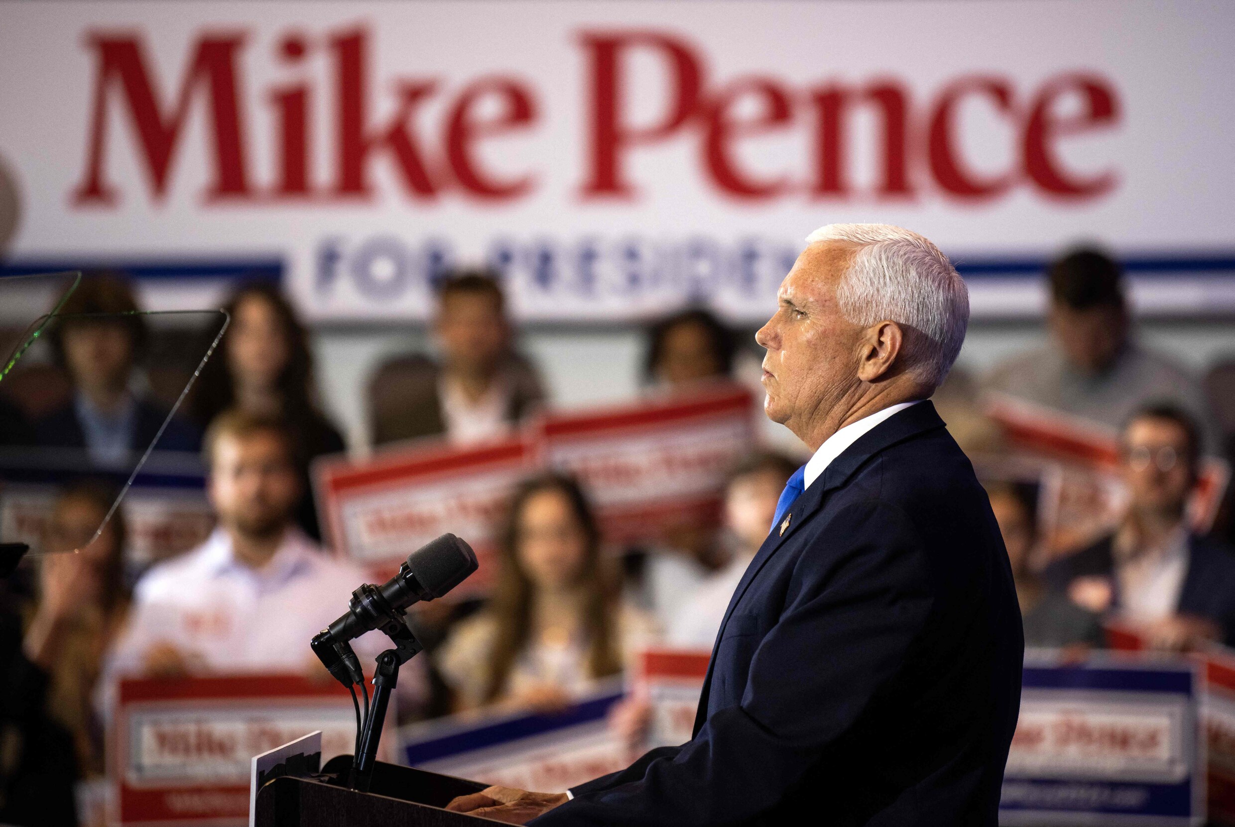 Voormalig Amerikaans vicepresident Mike Pence zet zich bij start van ...