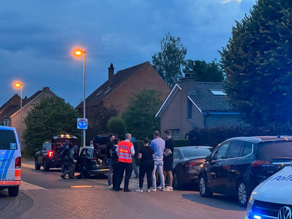 Politie schiet na urenlange onderhandelingen gewapende man neer die zich in ouderlijk huis ...