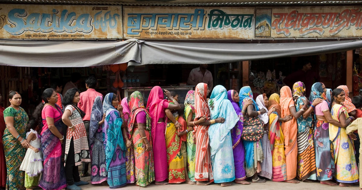 In de rij gedragen alle Indiërs zich hetzelfde: het verspillen van ...