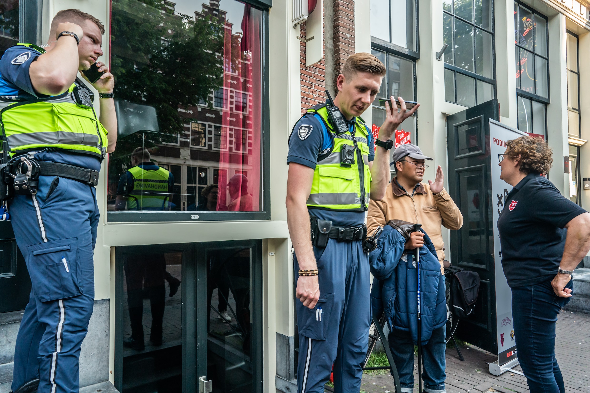 Een avond en nacht op de Wallen onder het nieuwe regime: ‘Need ...