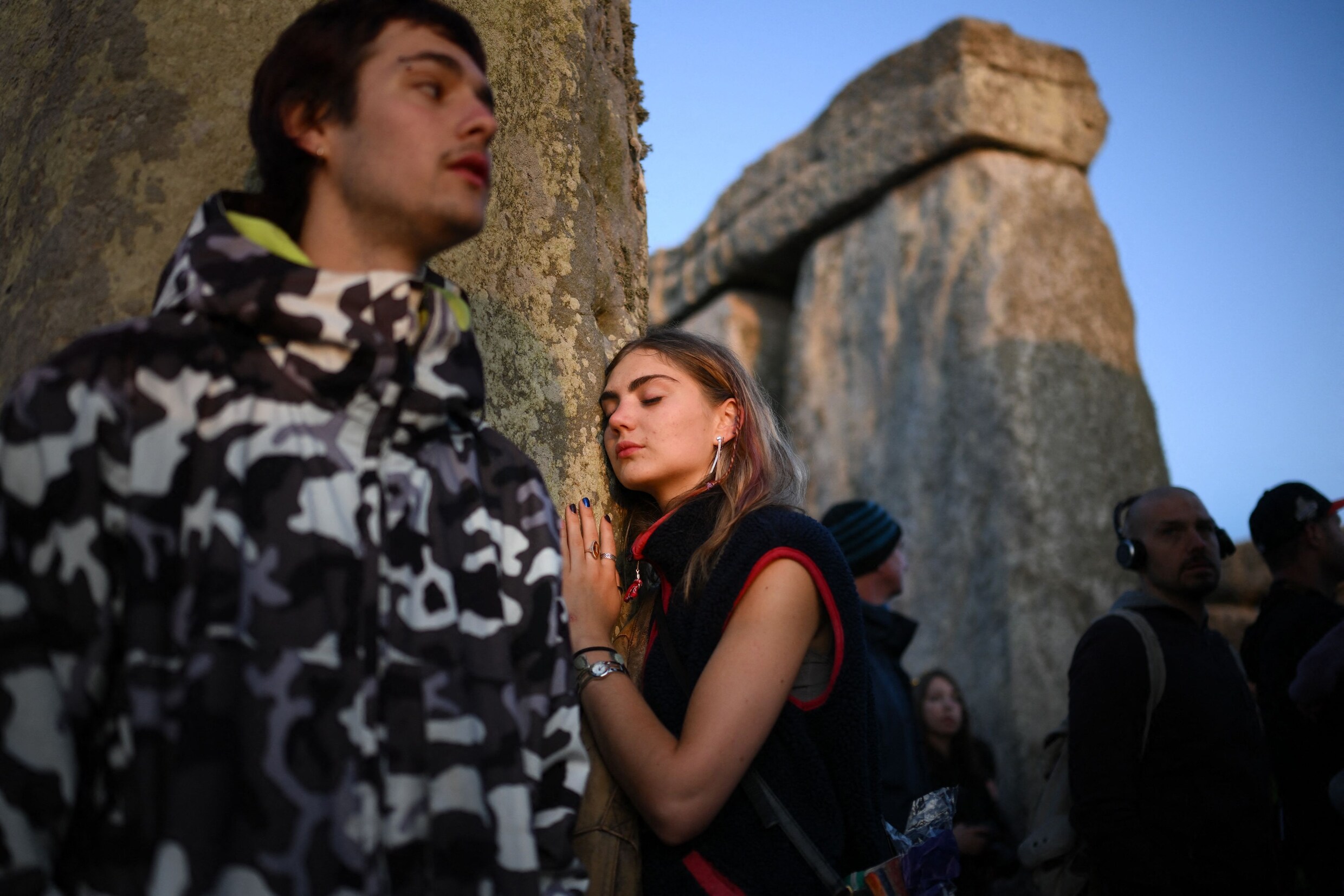 Stenen knuffelen op de langste dag van het jaar | De Morgen