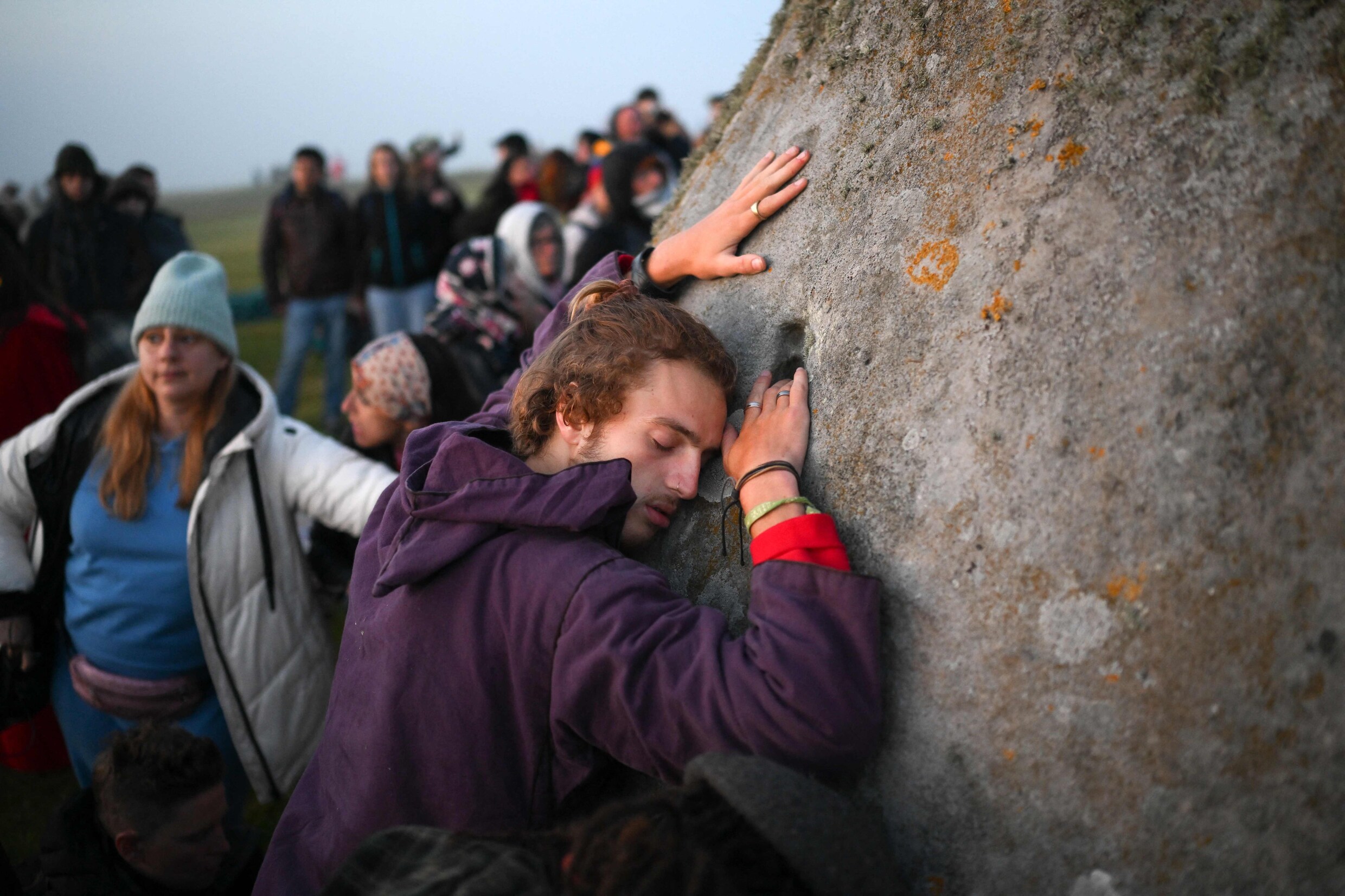 Stenen knuffelen op de langste dag van het jaar | De Morgen