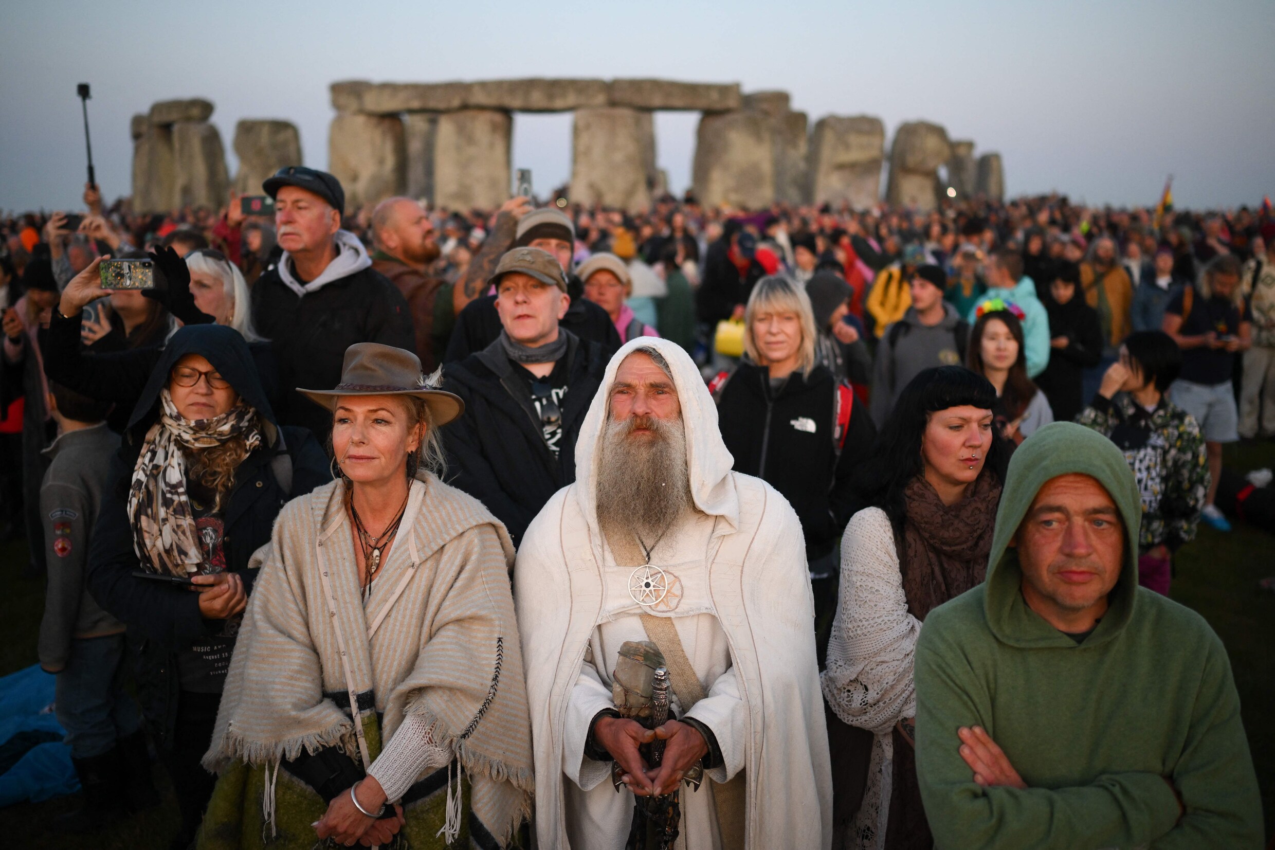 Stenen knuffelen op de langste dag van het jaar | De Morgen