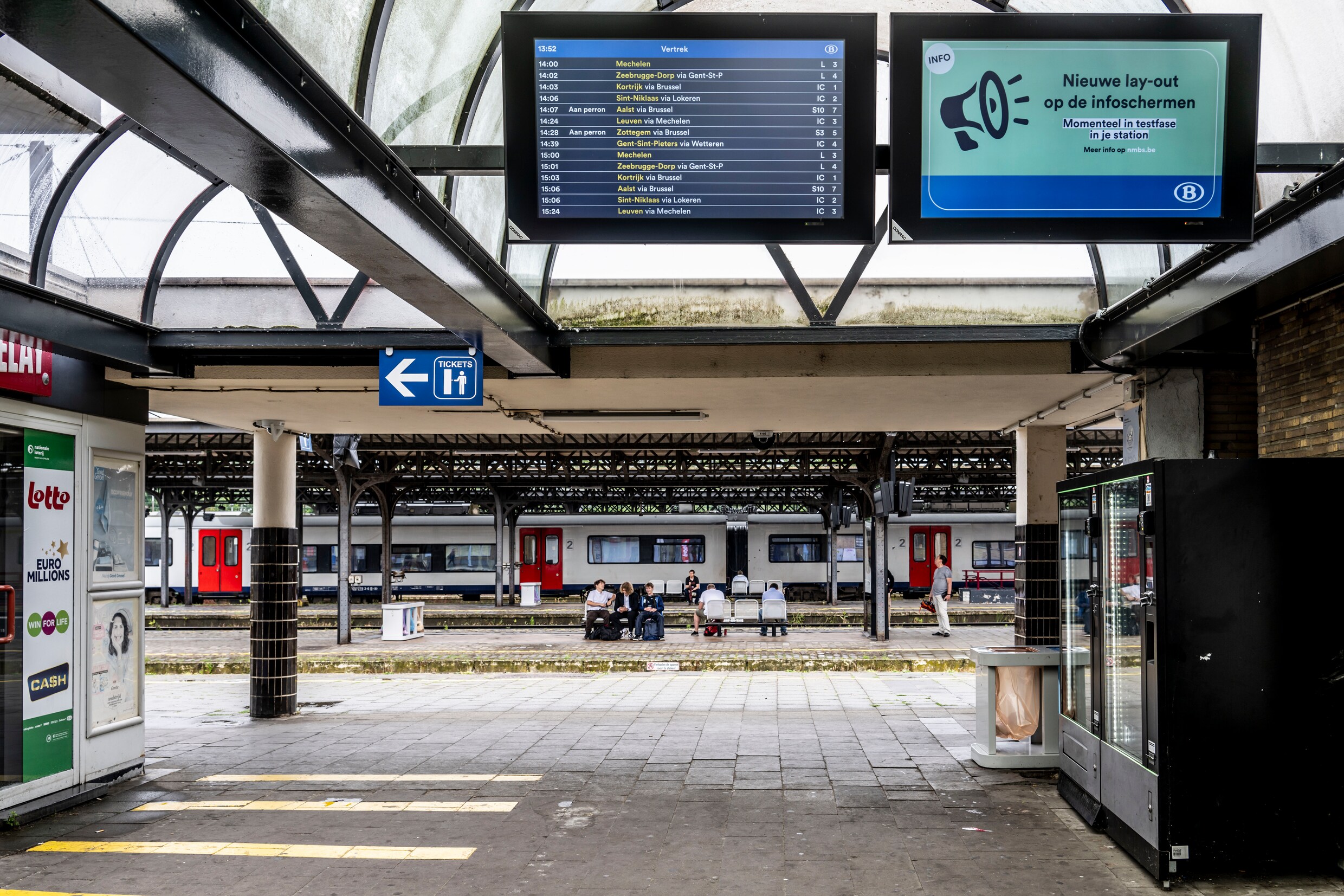 Informaticaproblemen bij het spoor: schermen en omroepers geven foute ...