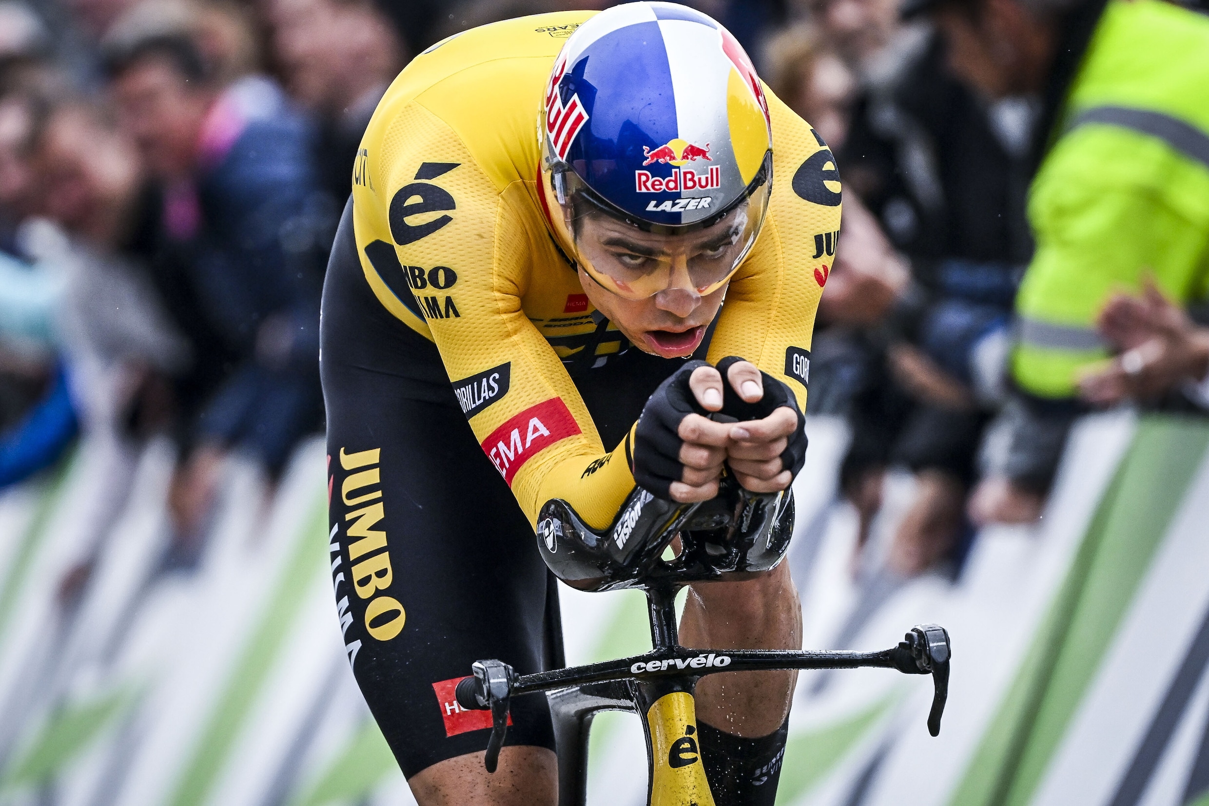 Waarom Wout van Aert voor gewone banden koos in een kletsnat BK | De Morgen