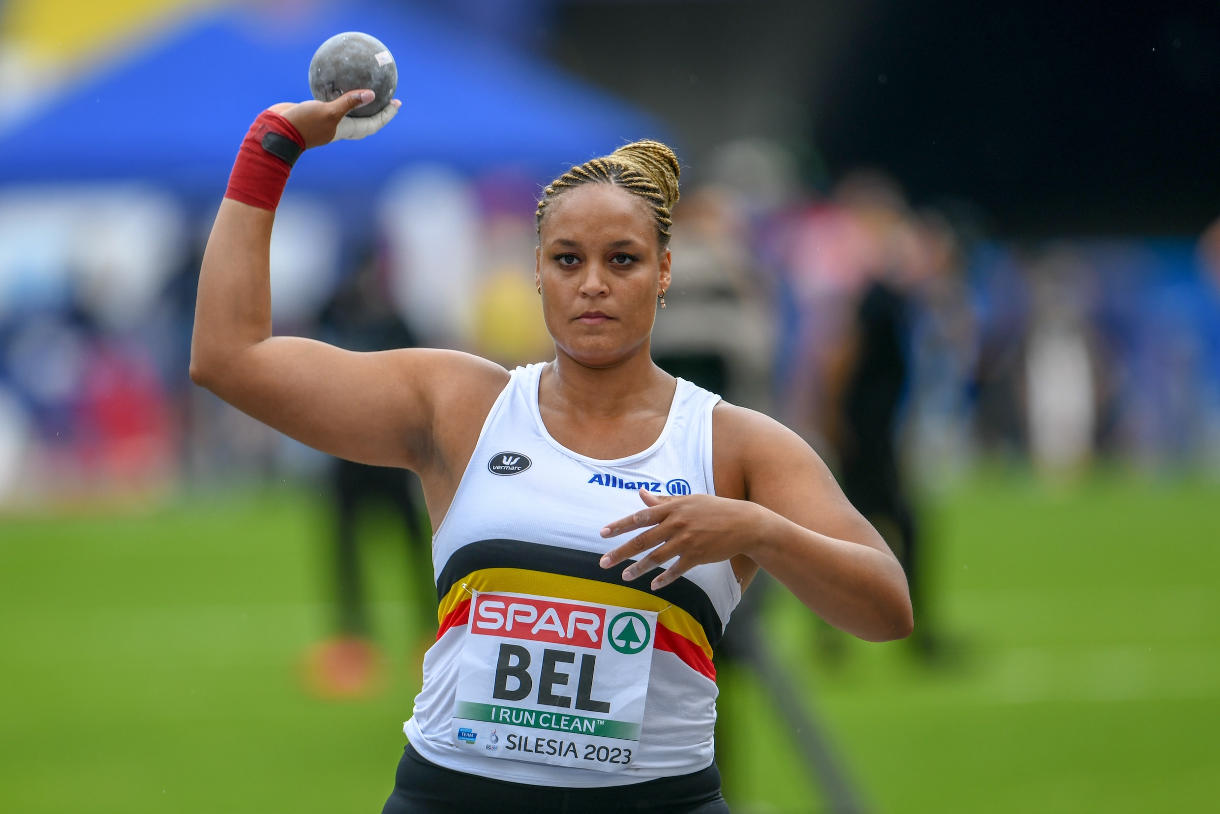 Belgische kogelstootster Boumkwo gaat viraal nadat ze inspringt tijdens ...