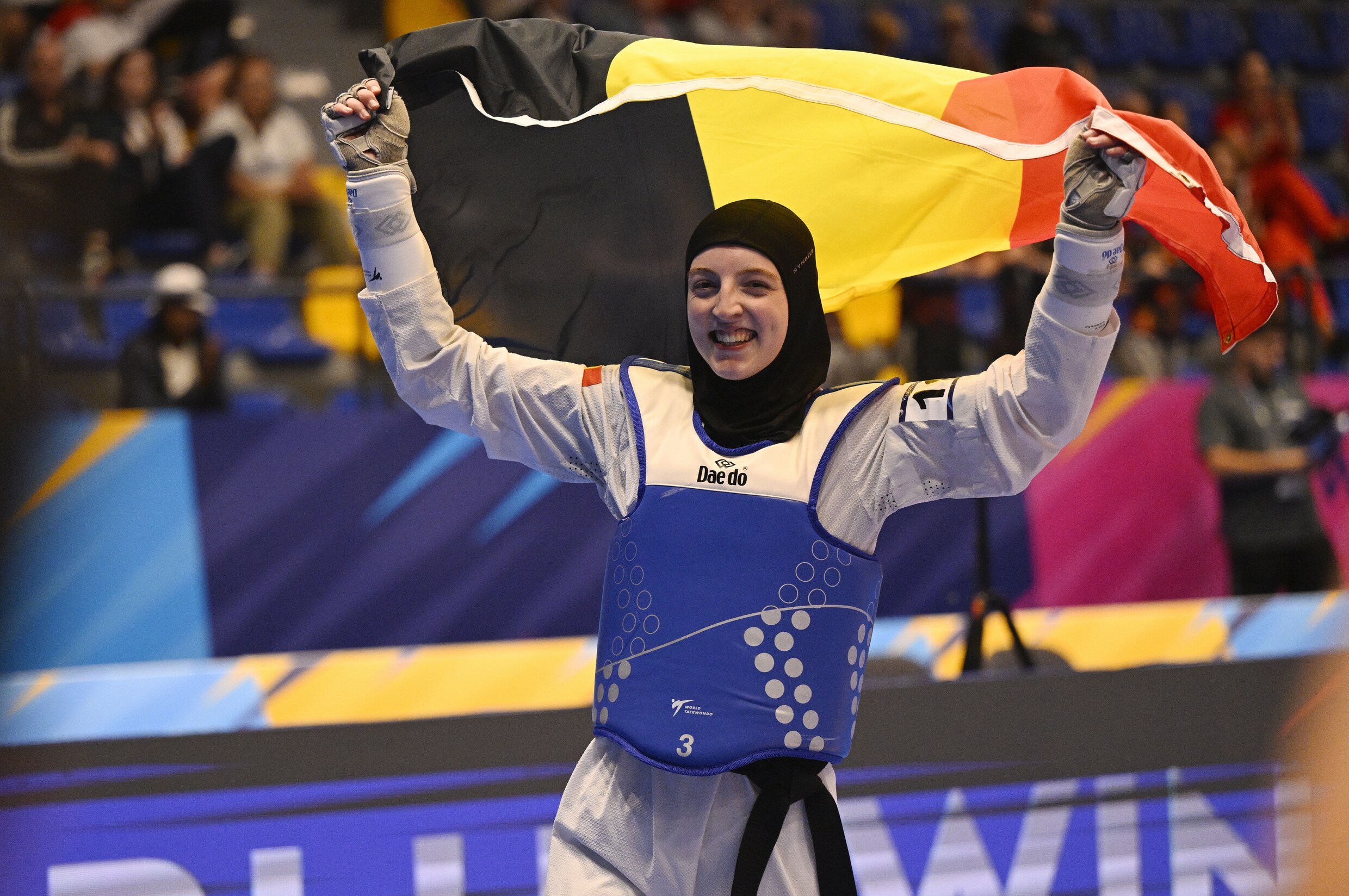 Zelfs tegen zwaardere tegenstanders deelt taekwondoka Chaâri rake ...