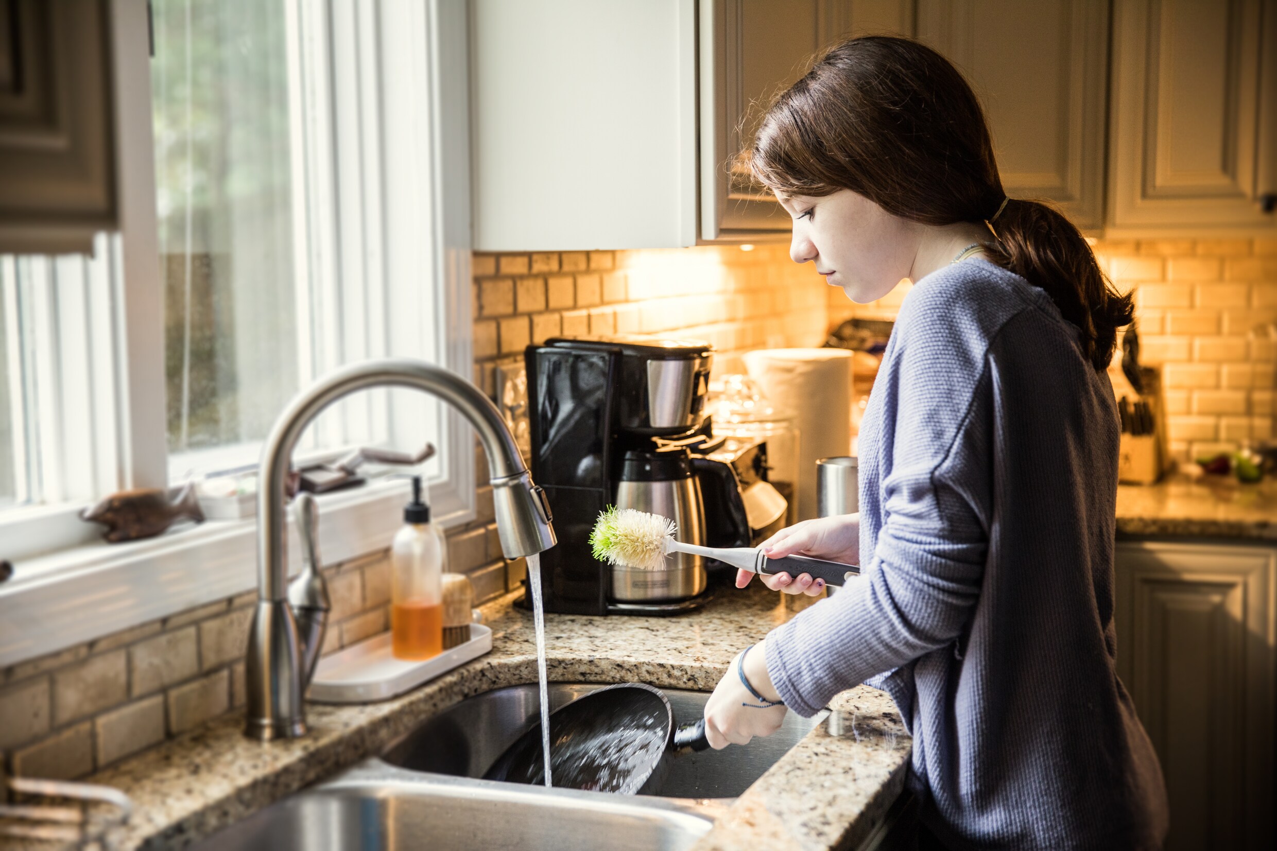 Kun je je pubers dwingen om klusjes in huis te doen? | De Morgen