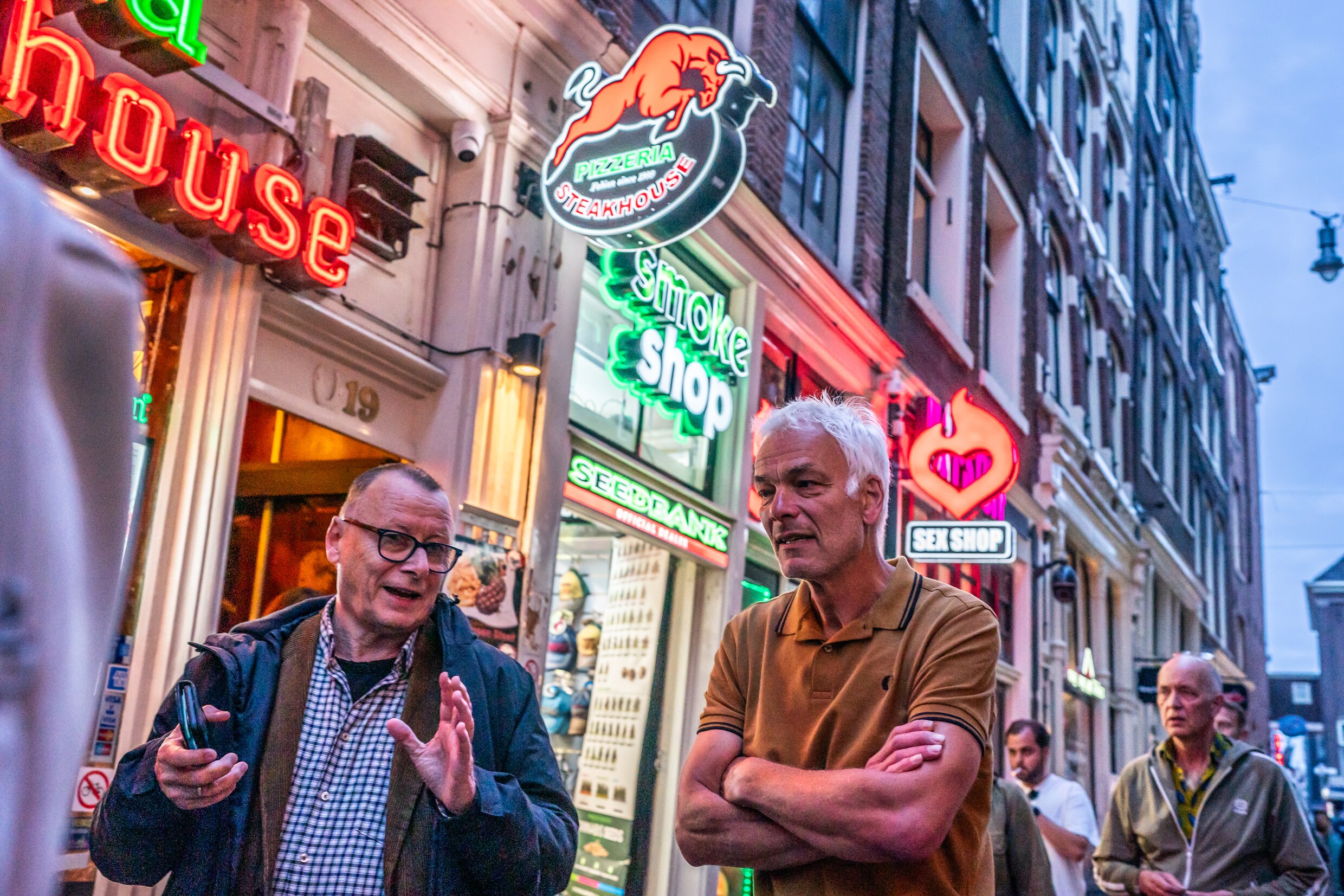 Een avond en nacht op de Wallen onder het nieuwe regime: ‘Need ...