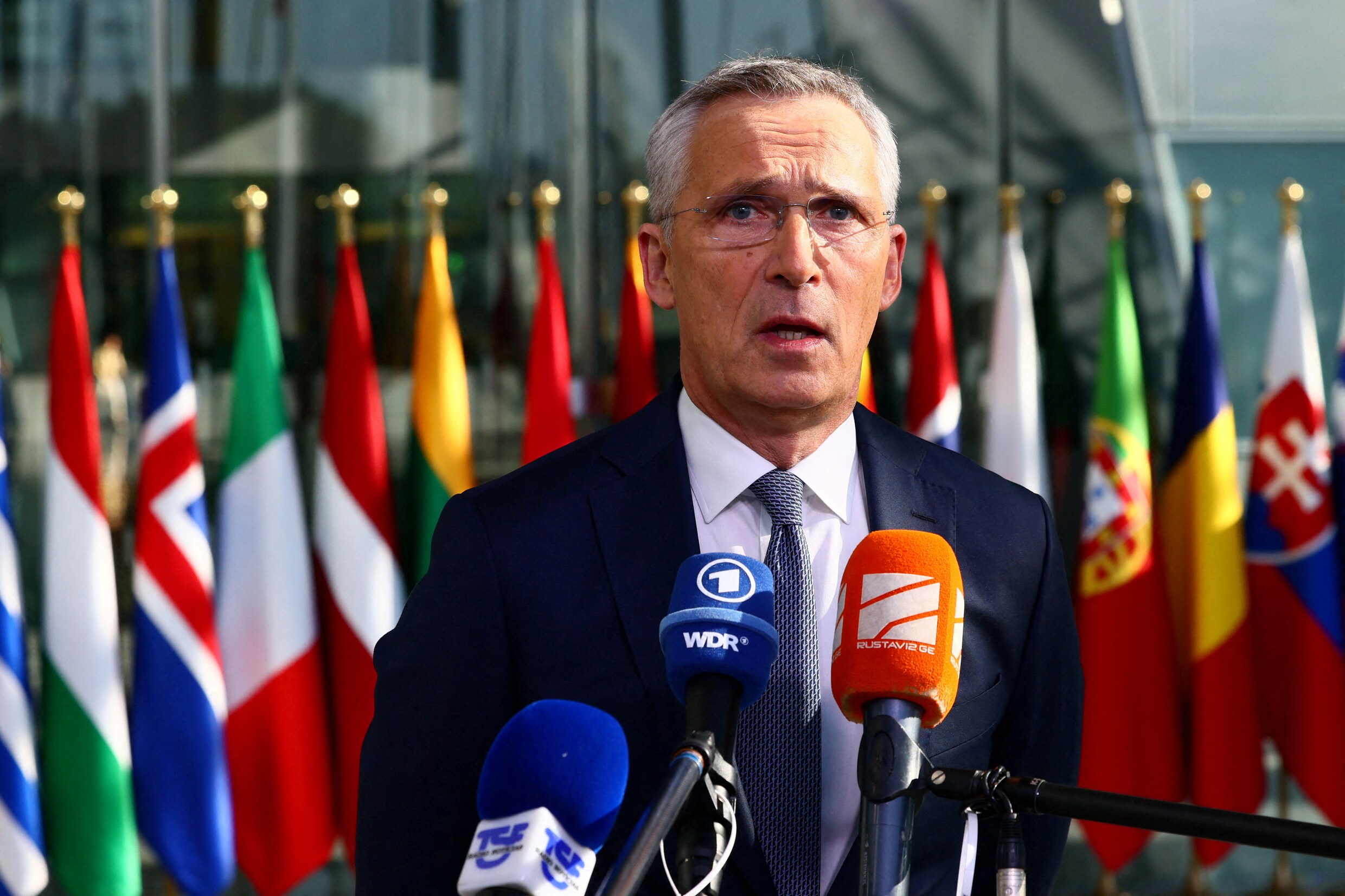 Jens Stoltenberg blijft nog een jaar secretaris-generaal van NAVO | De ...