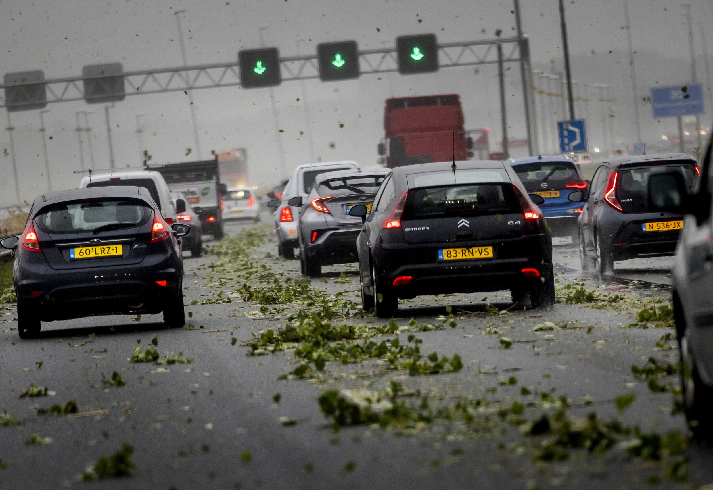 Ook code oranje overal ingetrokken in Nederland na storm Poly: vrouw ...