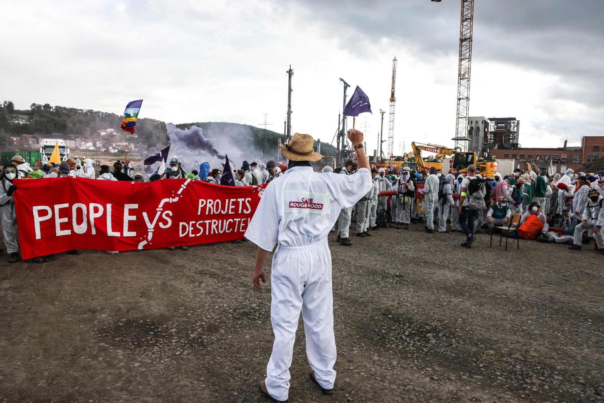 Milieuactivisten van Code Rood bezetten werf van Engie-gascentrale in ...