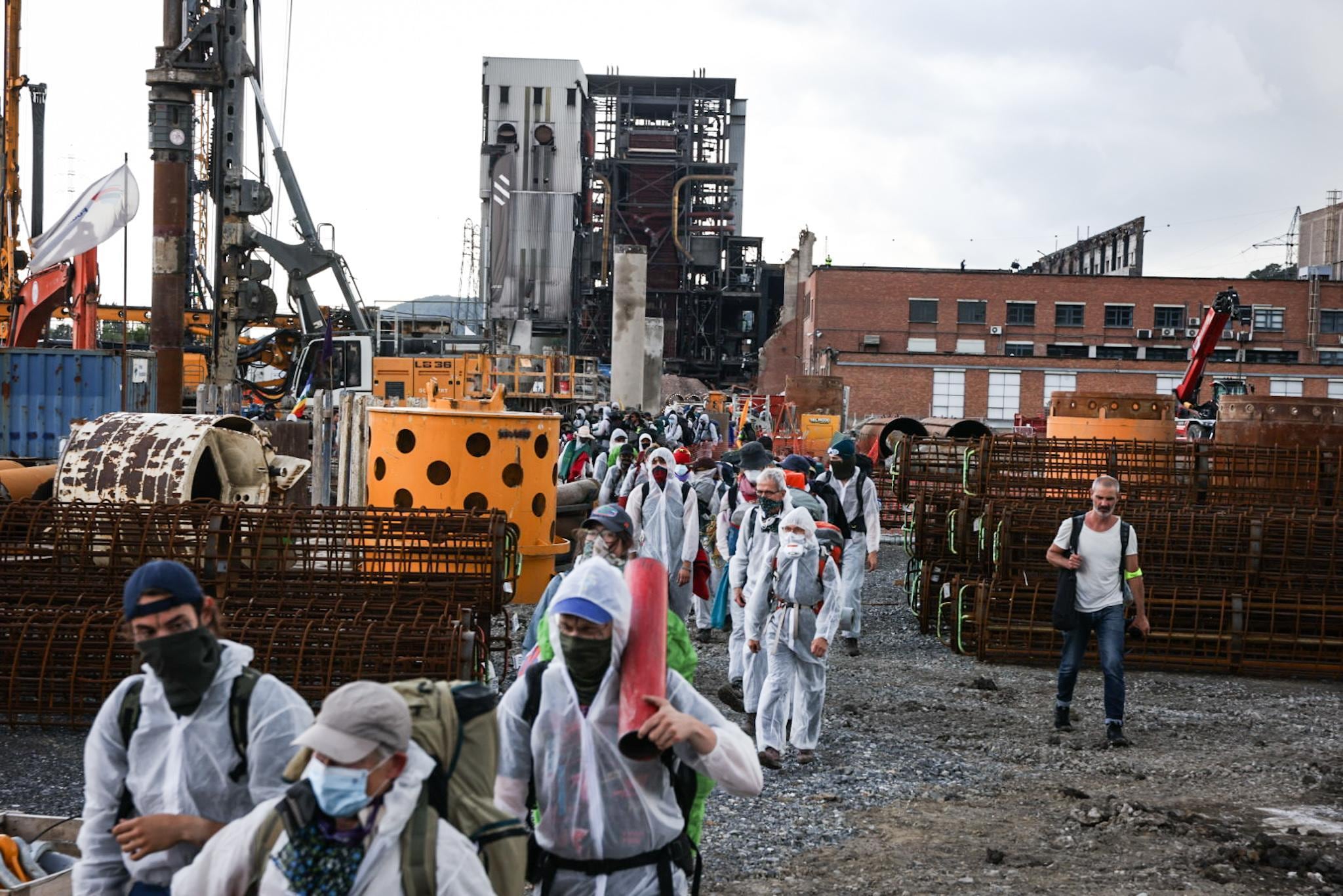 Milieuactivisten van Code Rood bezetten werf van Engie-gascentrale in ...