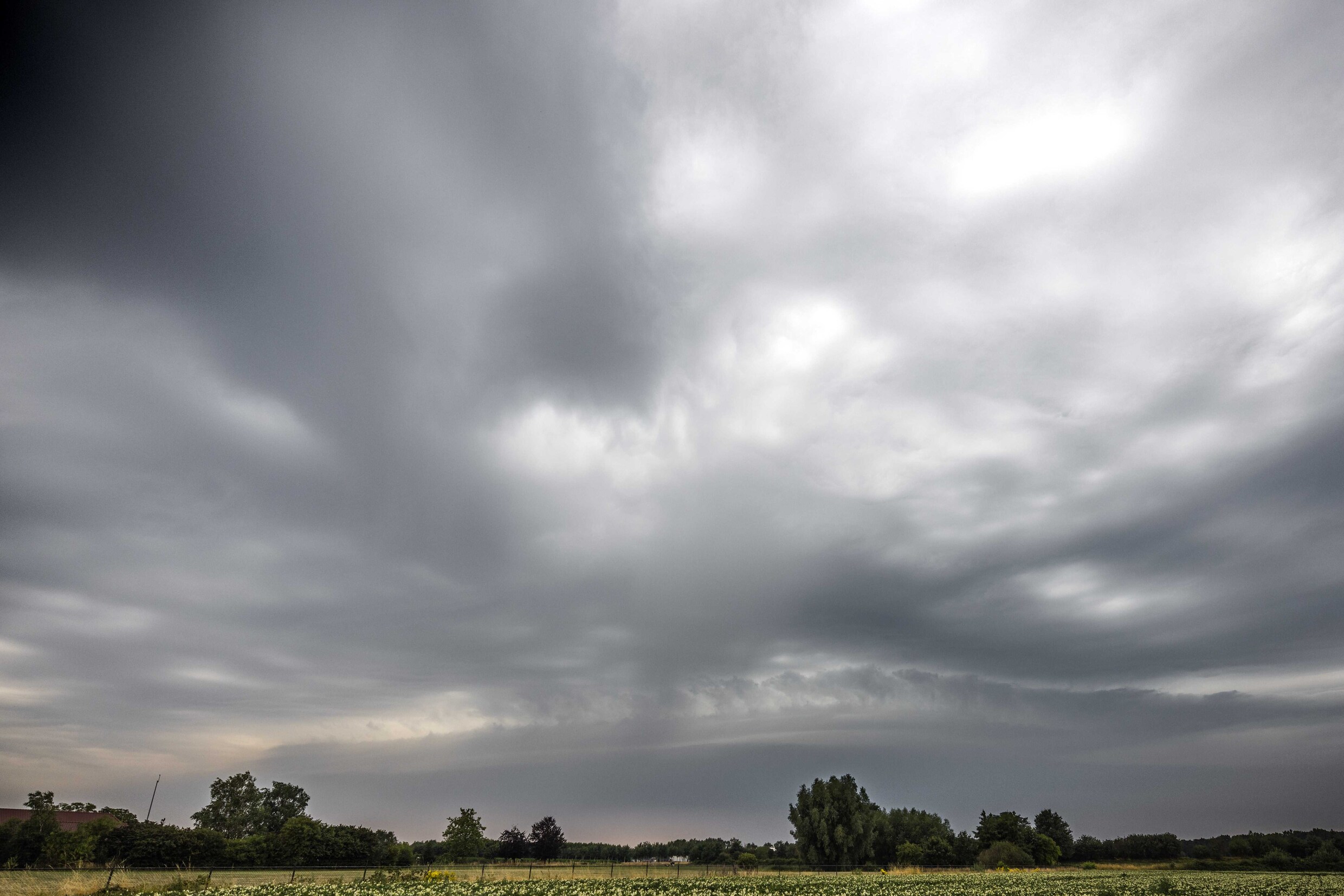 Lokaal stevige en onweerachtige buien, ook rest van de week nog koele ...