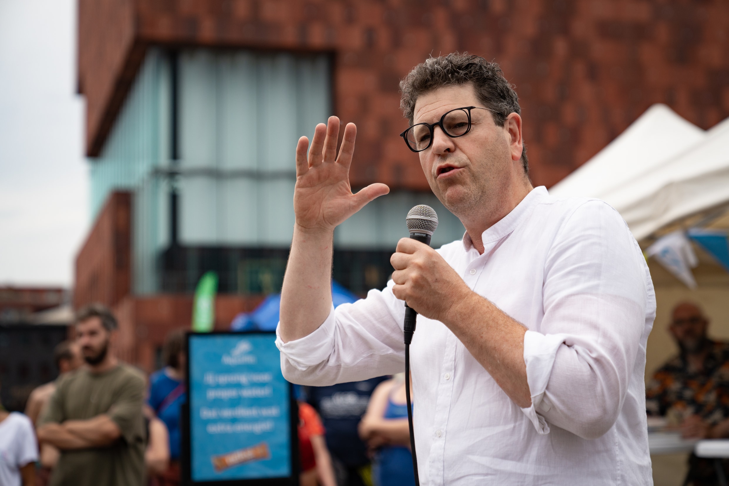‘Als je niet oplet, charmeert hij je broek eraf’: Tom Meeuws was fixer ...