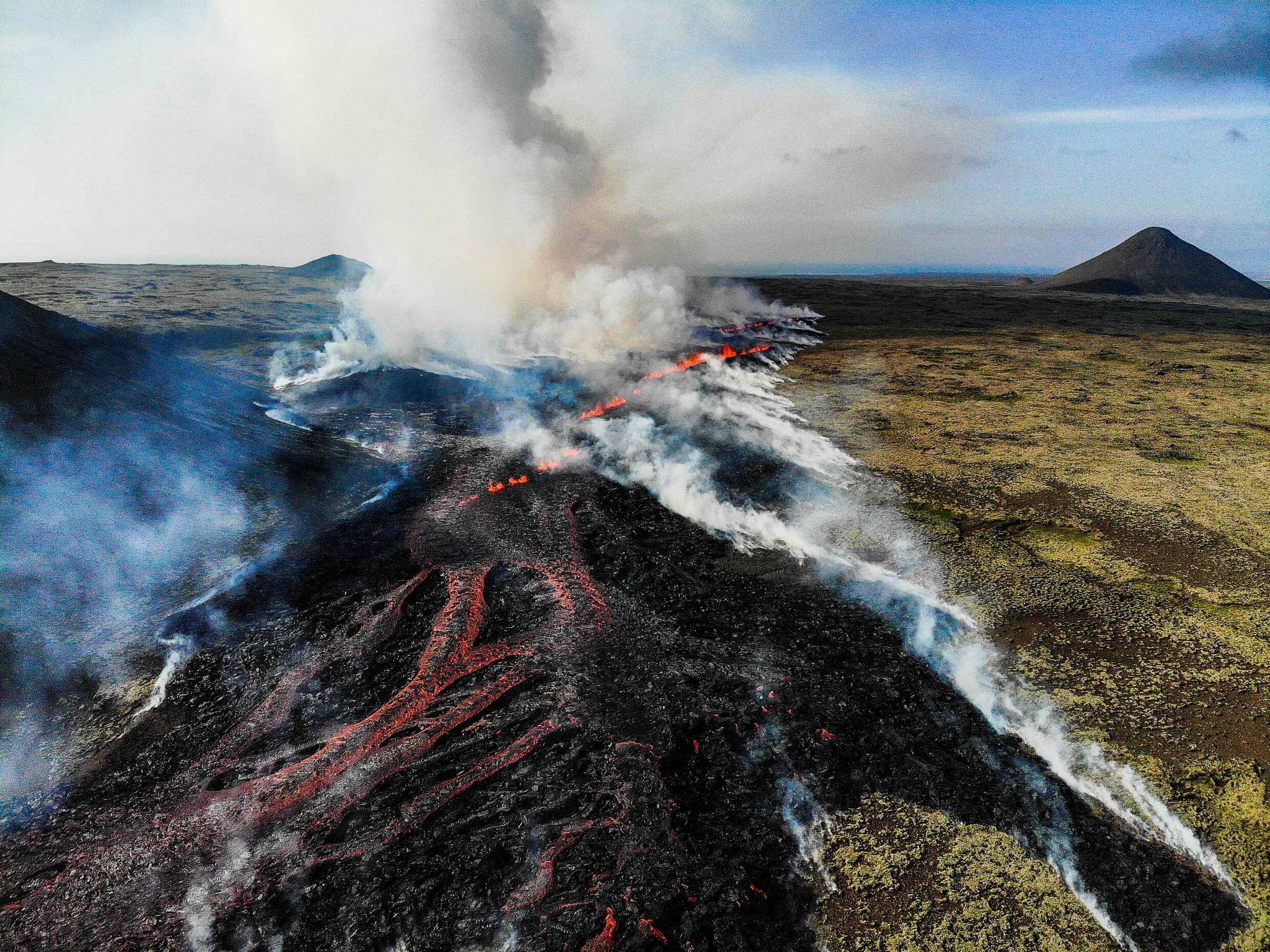 Vulkaan barst uit in IJsland, op zo’n 30 kilometer van Reykjavik | De ...