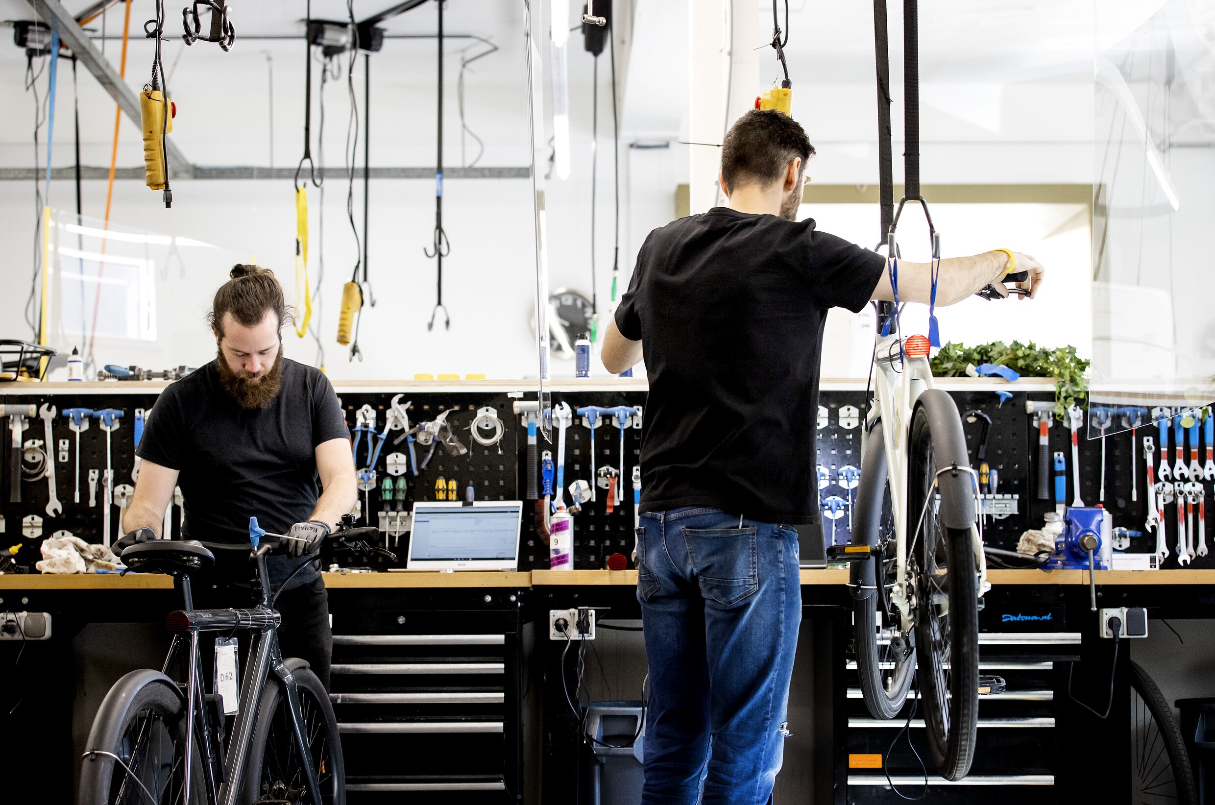 Noodlijdend VanMoof staakt fietsenverkoop midden in het hoogseizoen ...