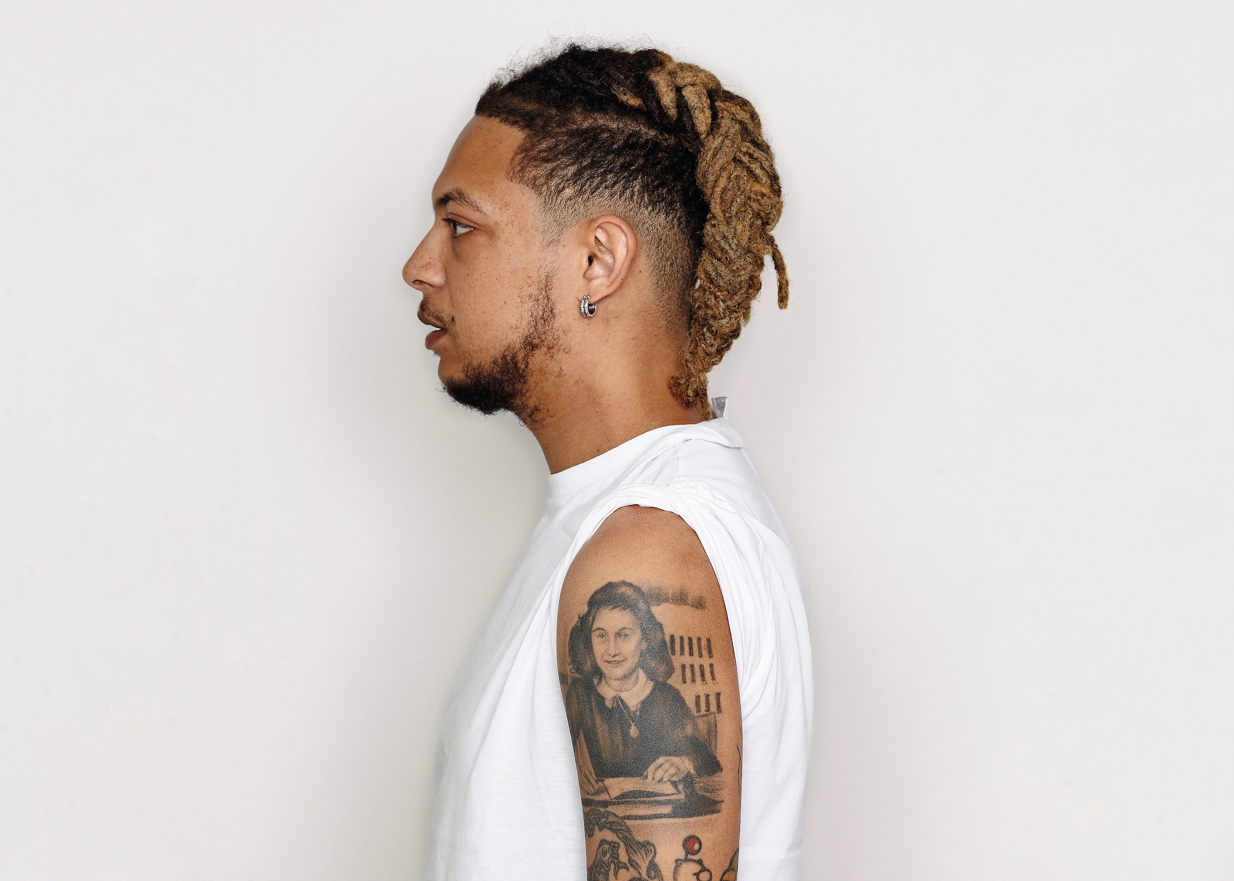 Zanger-rapper Ronnie Flex: ‘Liever een Anne Frank-tatoeage dan een van ...